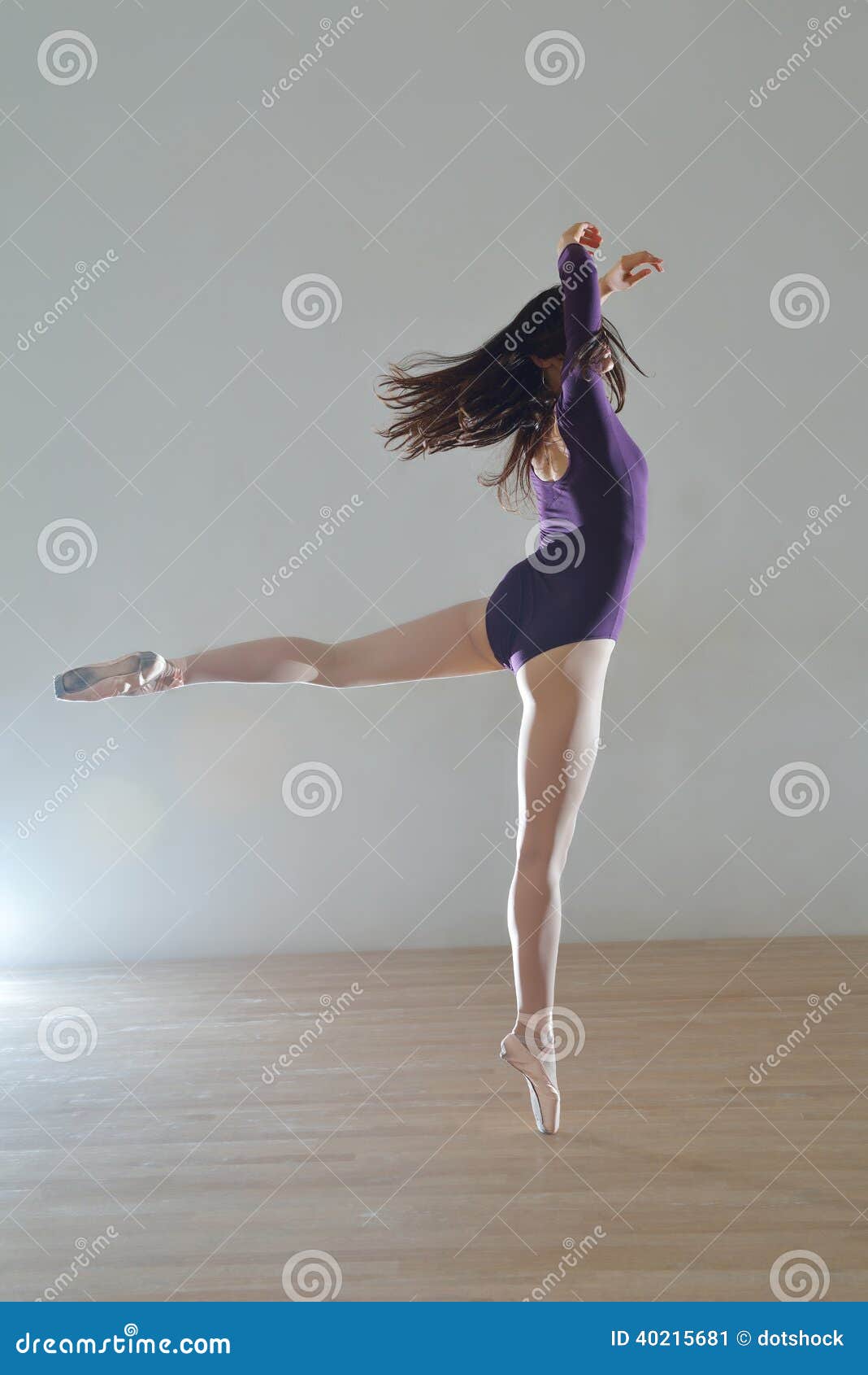 Ballet moderno del estilo imagen de archivo. Imagen de mudanza - 40215681