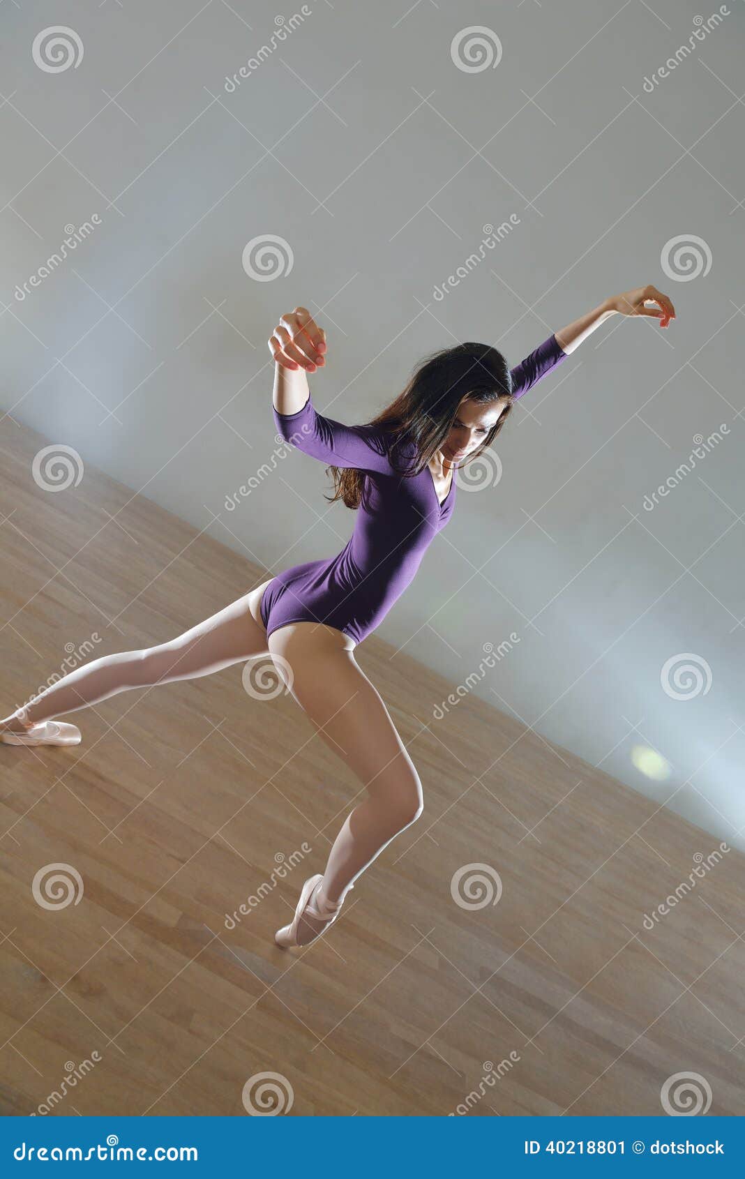 Ballet moderno del estilo imagen de archivo. Imagen de manera - 40218801