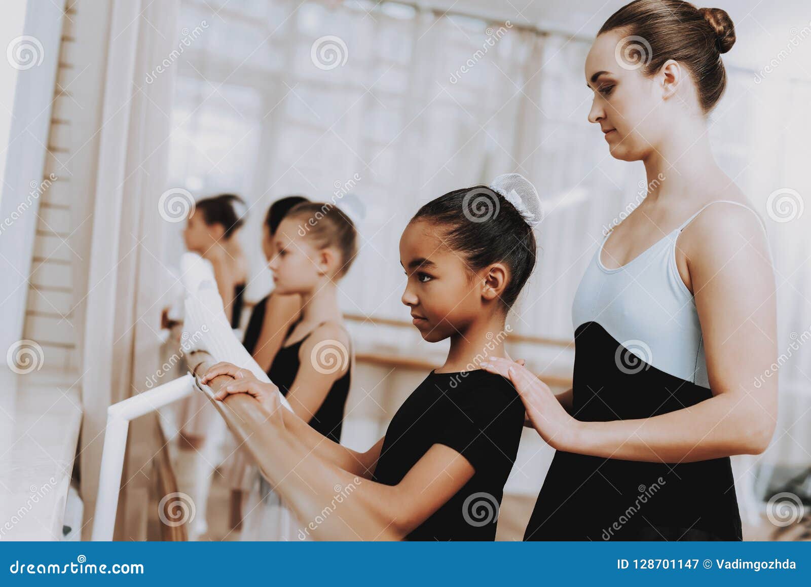 Ballet Opleiding Van Groep Meisjes Met Leraar Stock Afbeelding - Image ...
