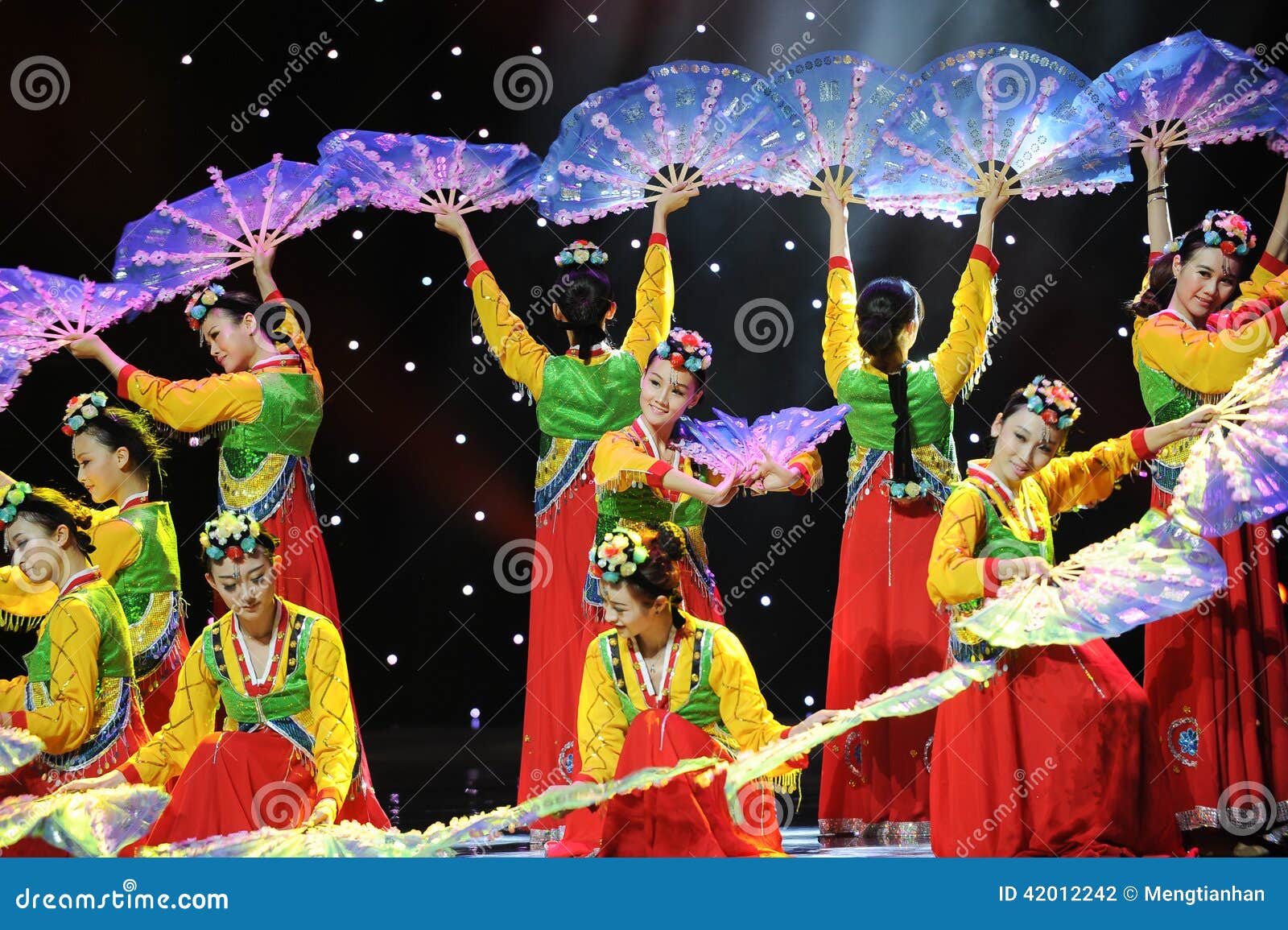 Ballo Di Fan Del Fiore ---Ballo Coreano Fotografia Editoriale ...