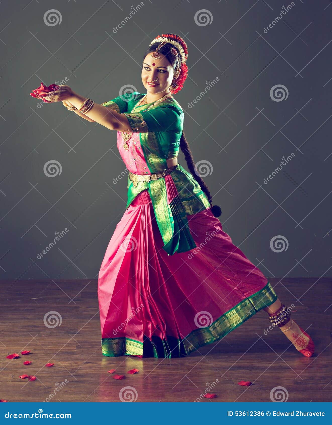 Ballo indiano fotografia stock. Immagine di mano, arabo - 53612386