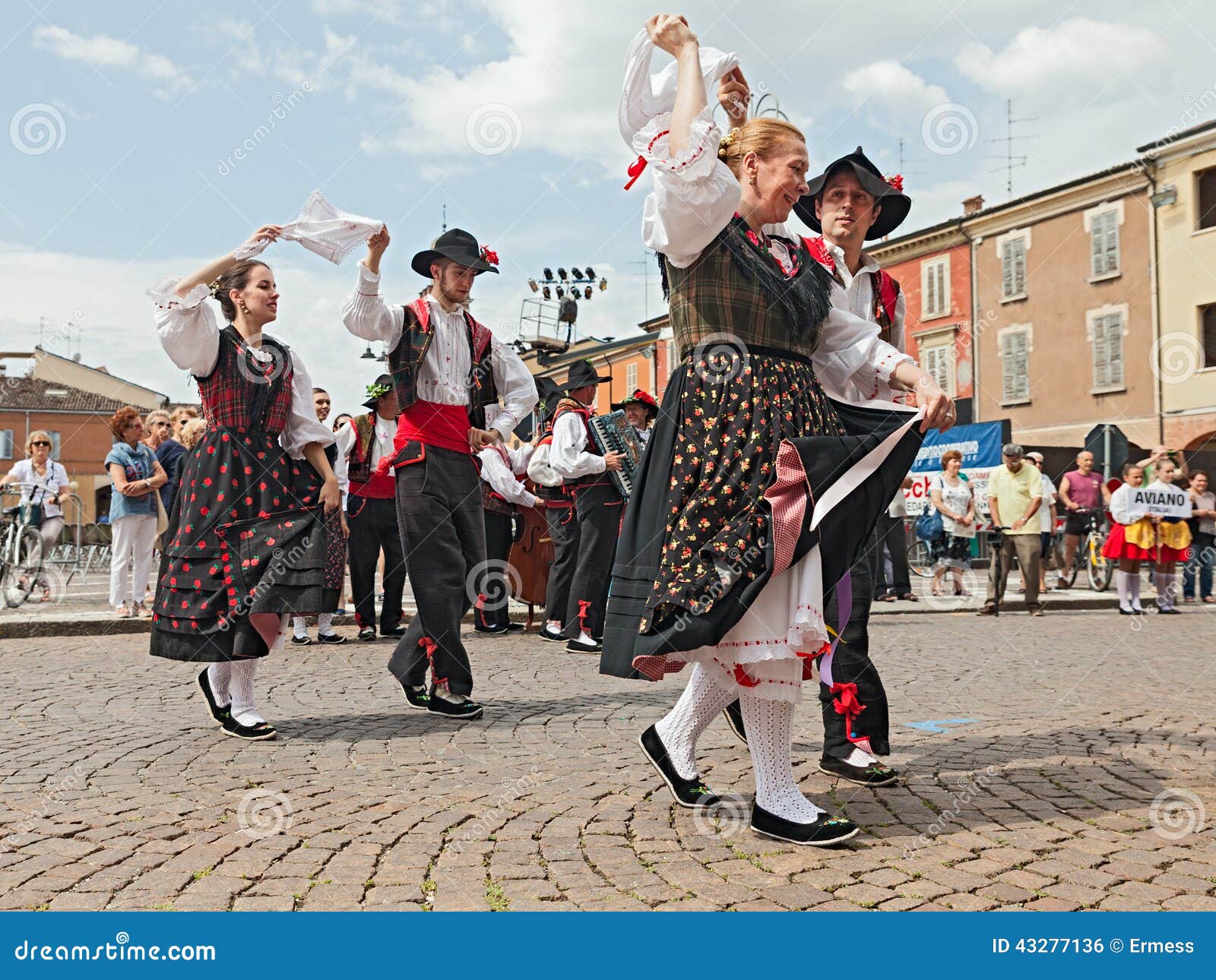 Ballo Tradizionale Italiano Fotografia Editoriale - Immagine di ...