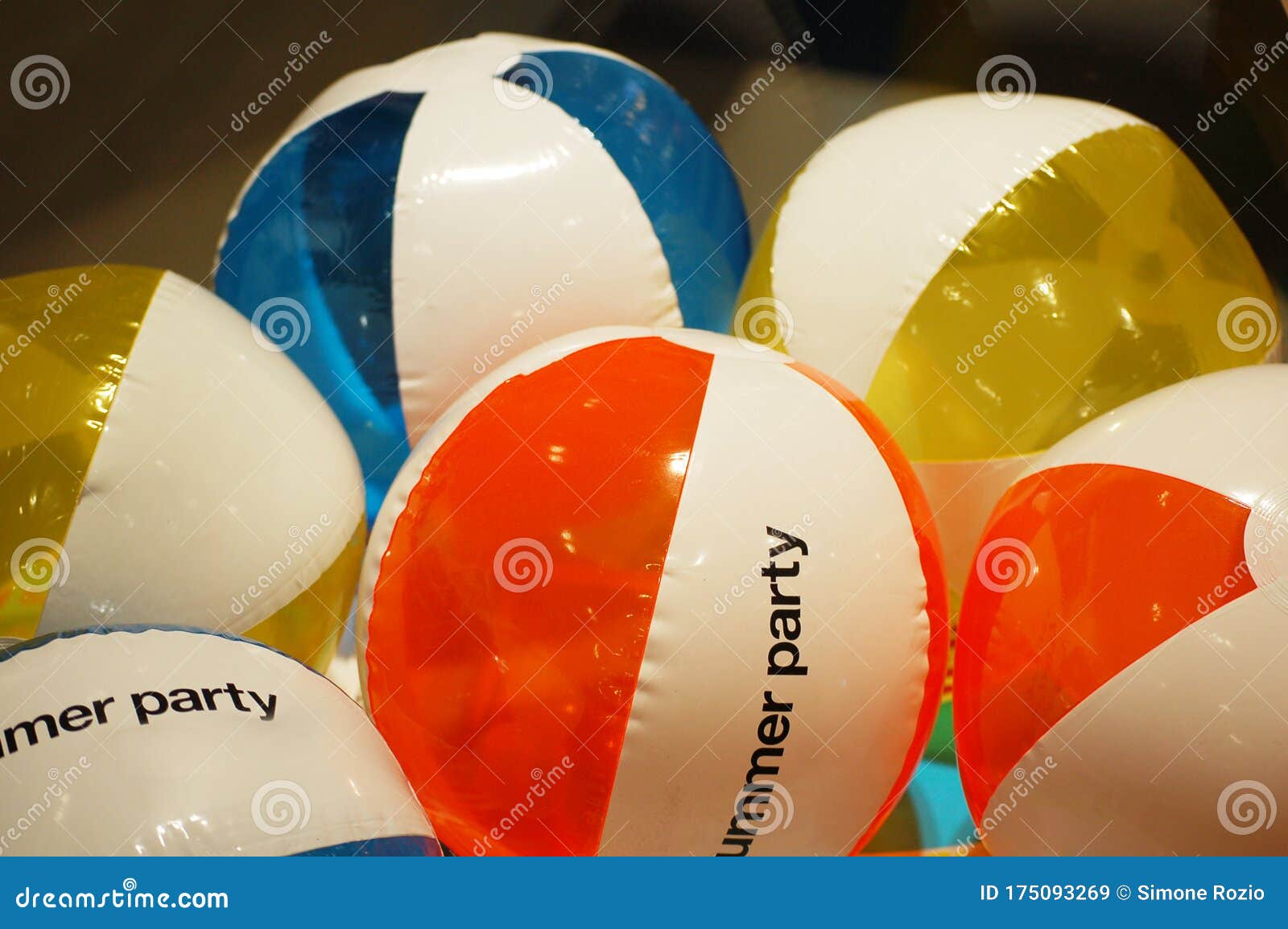 Boules gonflables image stock. Image du jaune, amusement - 175093269