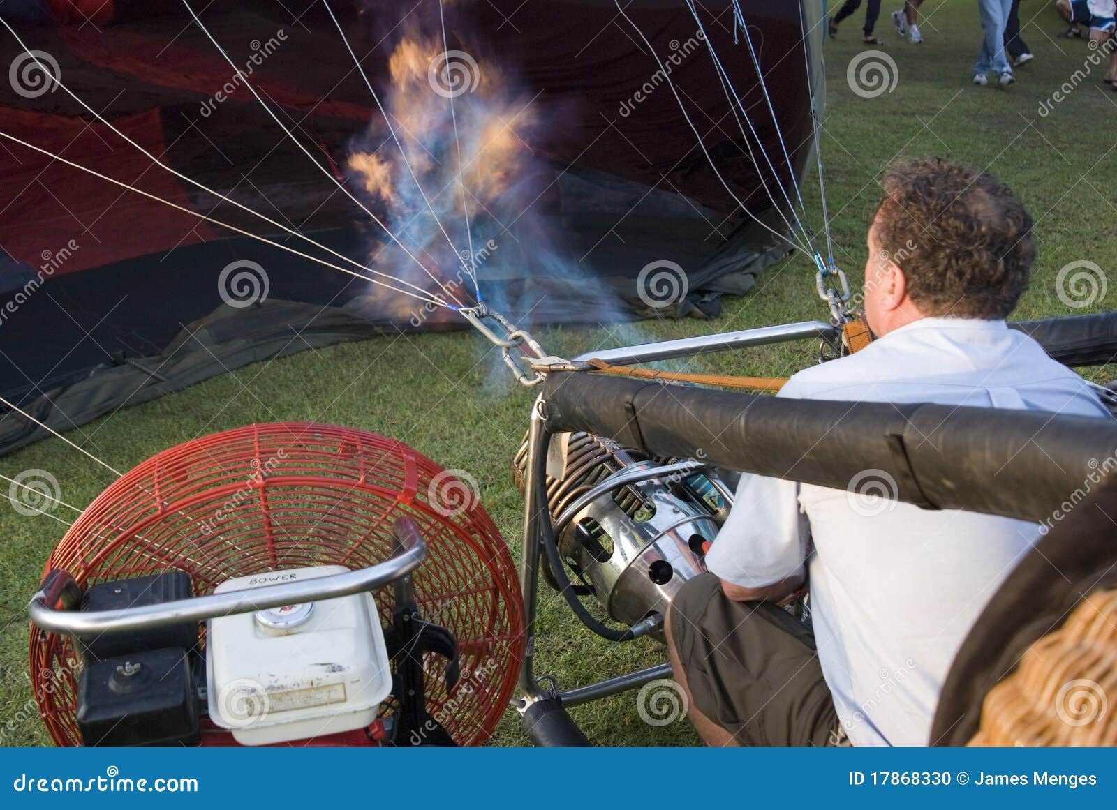 Balloonist Operating Burner Editorial Image - Image of fire, recreation ...