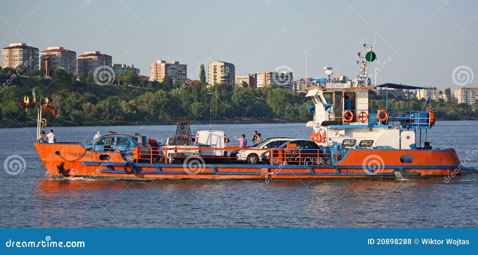 Balsa De Carro No Rio De Danúbio (Romania) Foto de Stock Editorial ...