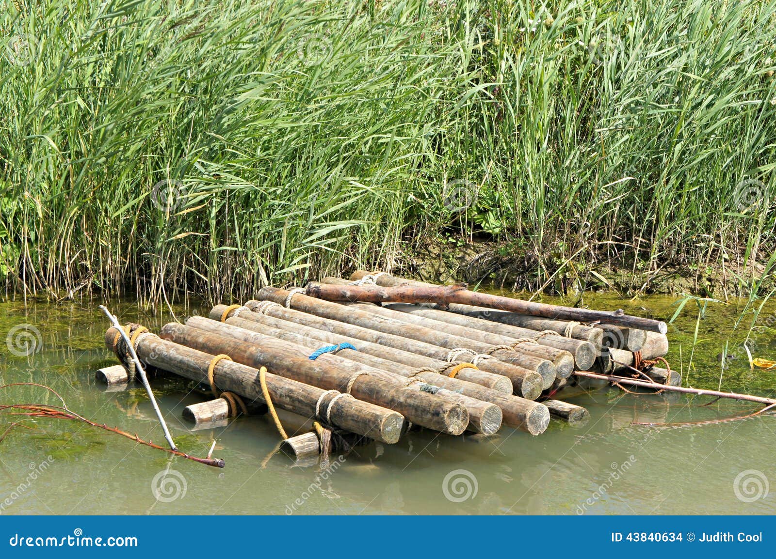 Balsa de madera en el agua foto de archivo. Imagen de barco - 43840634