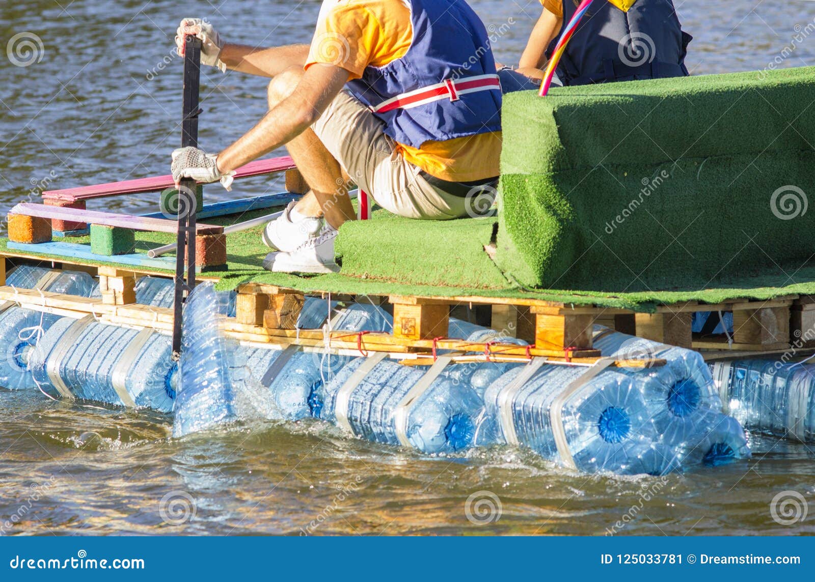 Balsa Hecha De Botellas Plásticas Usadas Imagen de archivo - Imagen de ...