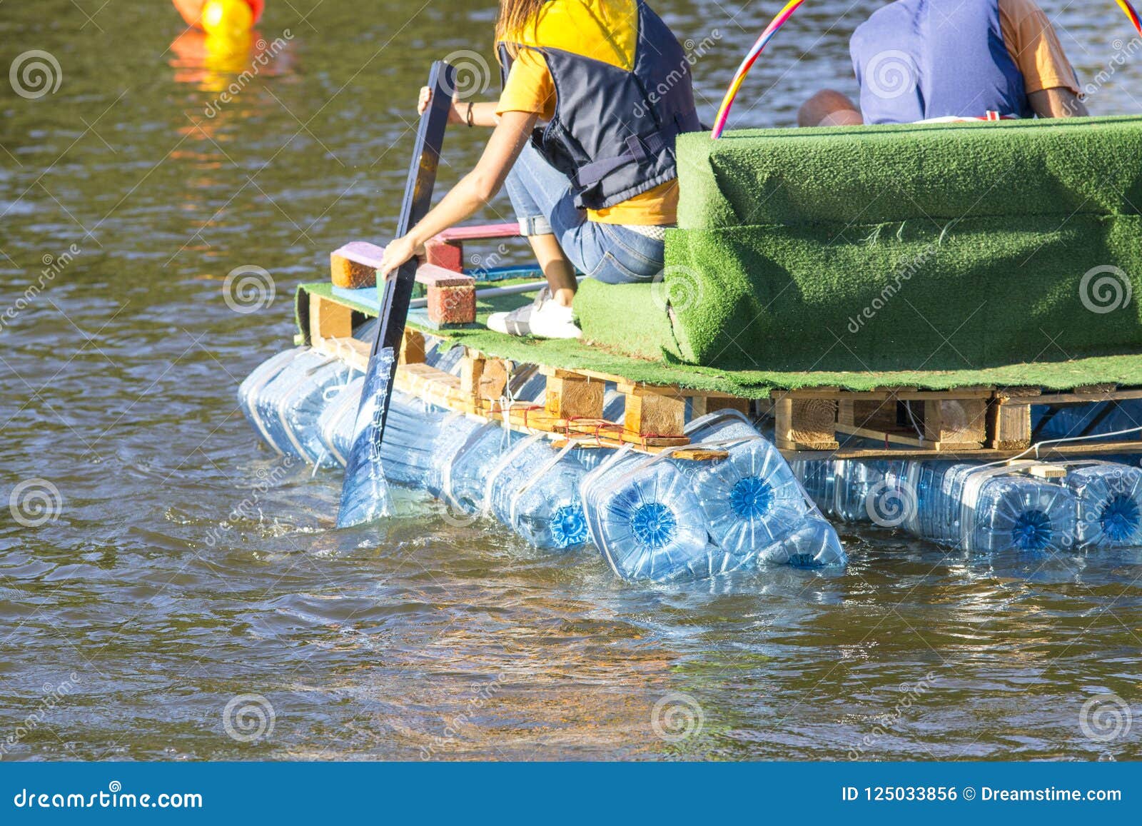 Balsa Hecha De Botellas Plásticas Usadas Foto de archivo - Imagen de ...