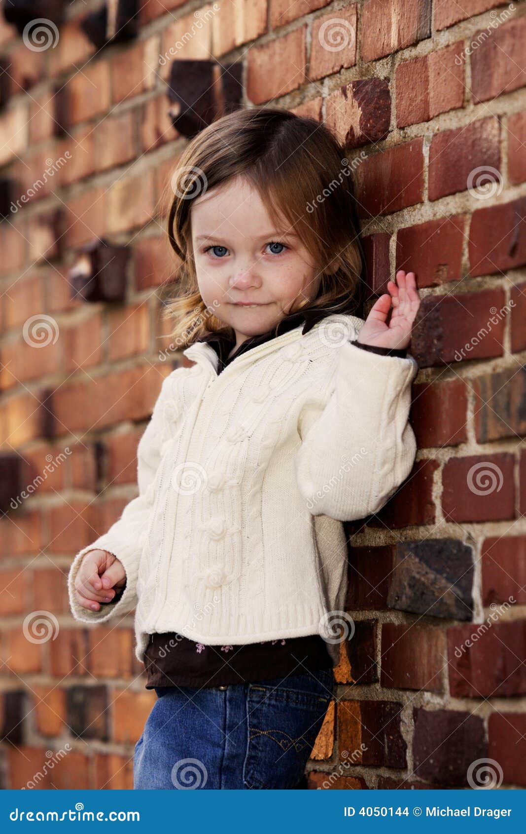 Bambina Che è Un Mini-modello Fotografia Stock - Immagine di fresco ...