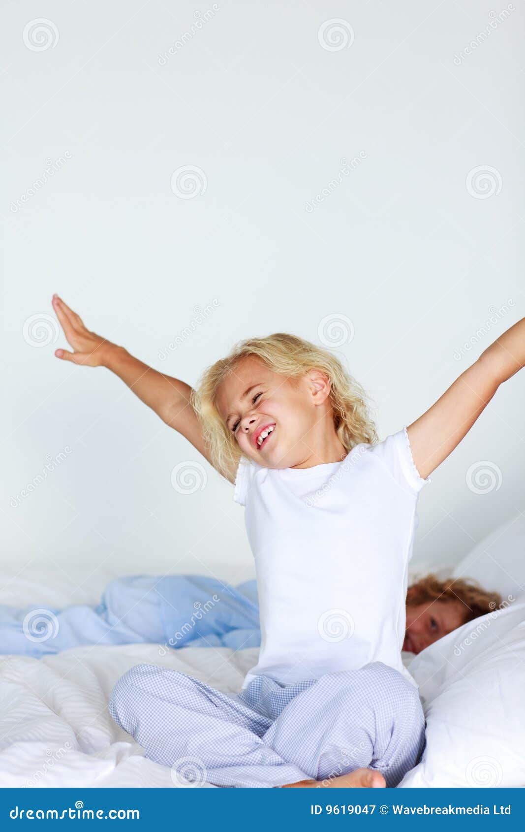 Bambina Che Allunga Nella Base Immagine Stock - Immagine di coperta ...