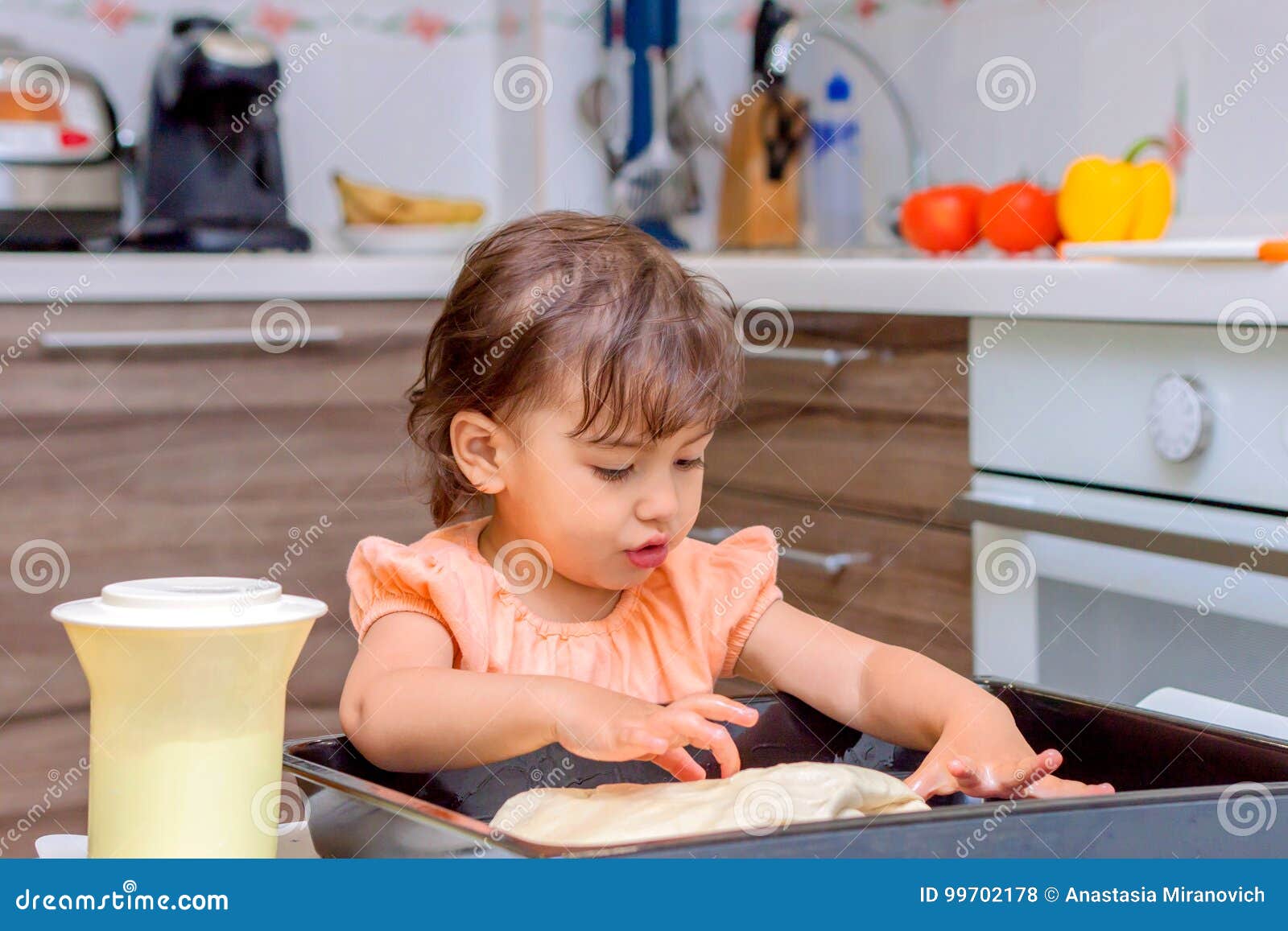 Bambina Che Cucina Alimento Nella Cucina Fotografia Stock - Immagine di ...
