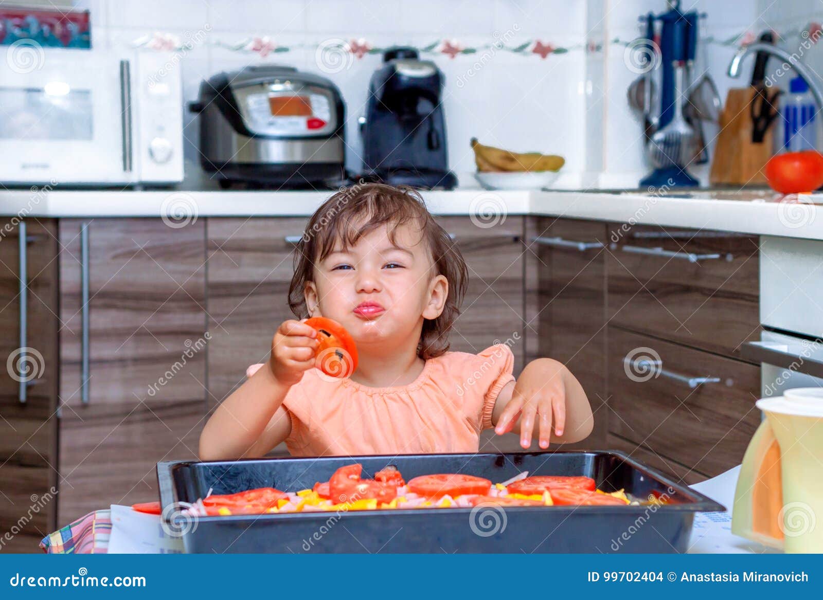 Bambina Che Cucina Alimento Nella Cucina Fotografia Stock - Immagine di ...