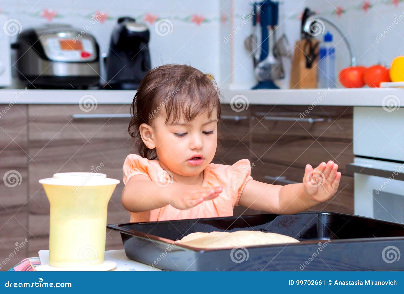 Bambina Che Cucina Alimento Nella Cucina Immagine Stock - Immagine di ...