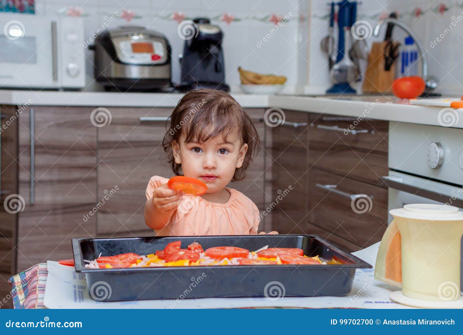 Bambina Che Cucina Alimento Nella Cucina Fotografia Stock - Immagine di ...