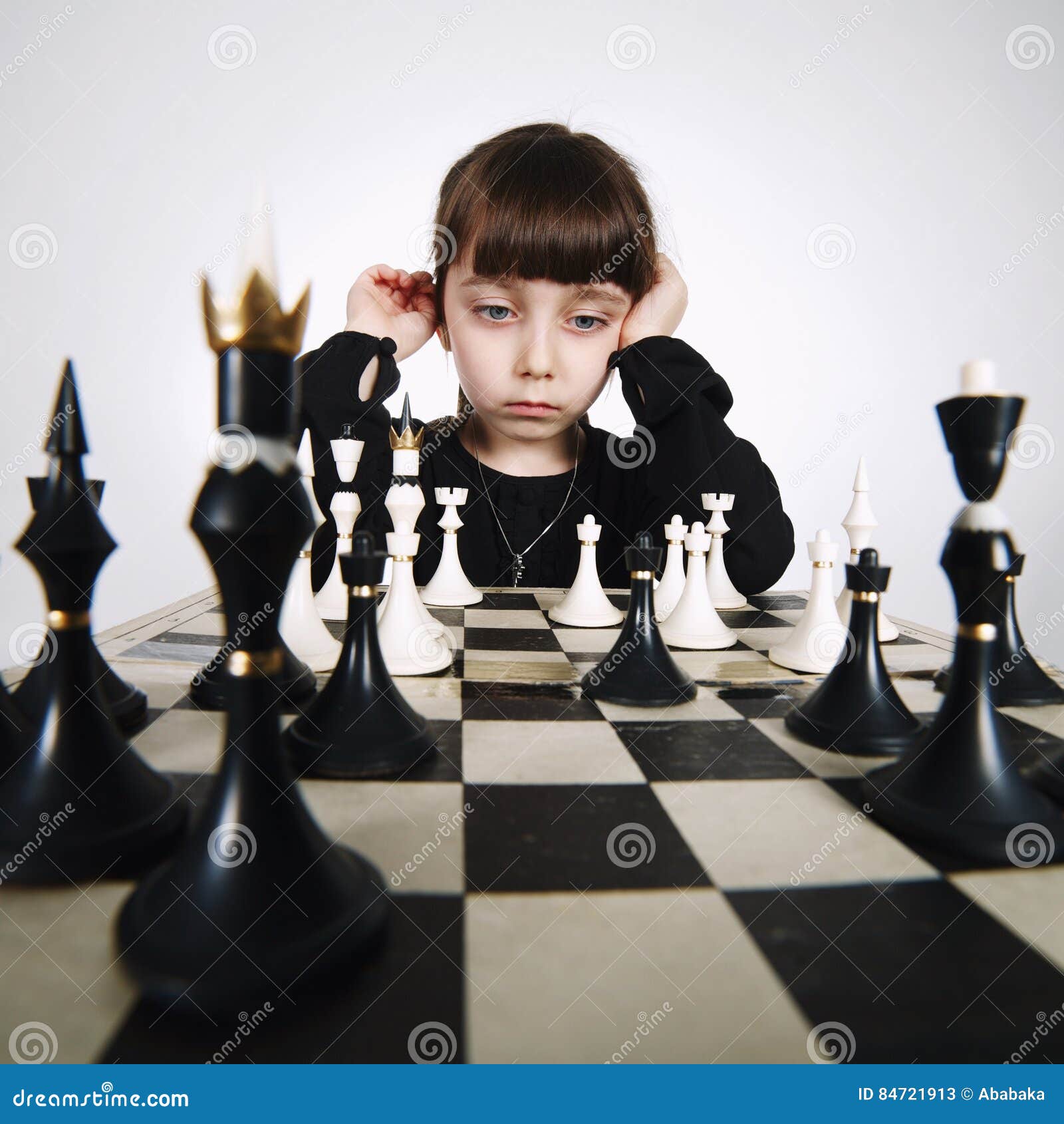 Bambina Che Gioca Scacchi Su Bianco Immagine Stock - Immagine di umano ...