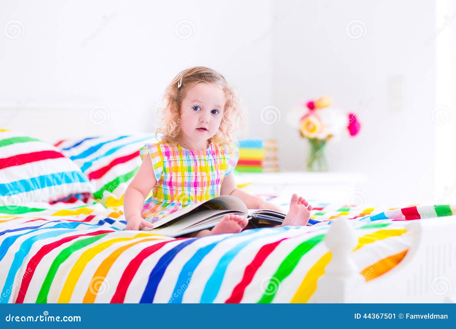Bambina Che Legge Un Libro a Letto Immagine Stock - Immagine di ...