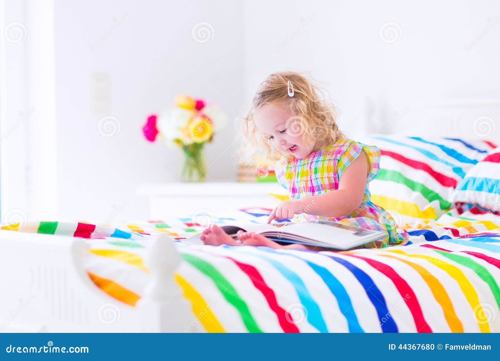 Bambina Che Legge Un Libro a Letto Fotografia Stock - Immagine di ...