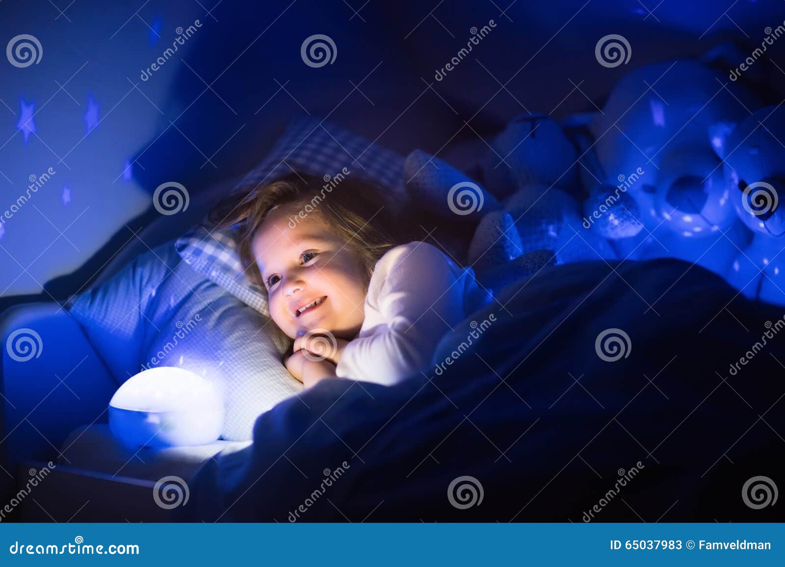 Bambina Che Legge Un Libro a Letto Immagine Stock - Immagine di orso ...