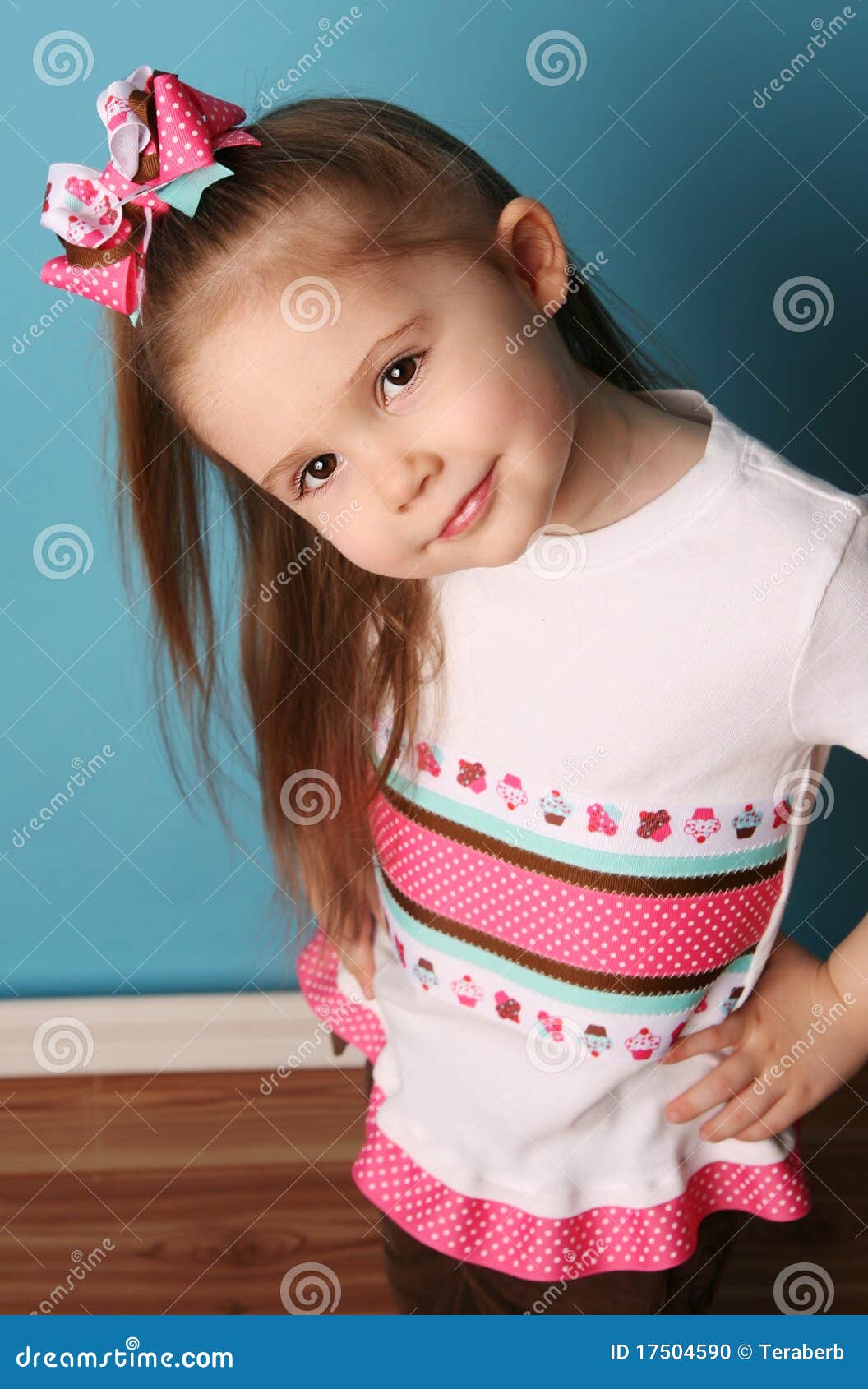 Bambina Che Modella L'arco Dei Capelli E Che Abbina Camicia Fotografia ...