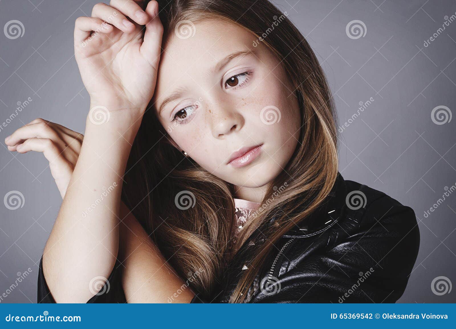 Bambina Che Posa Come Un Modello Di Moda Fotografia Stock - Immagine di ...