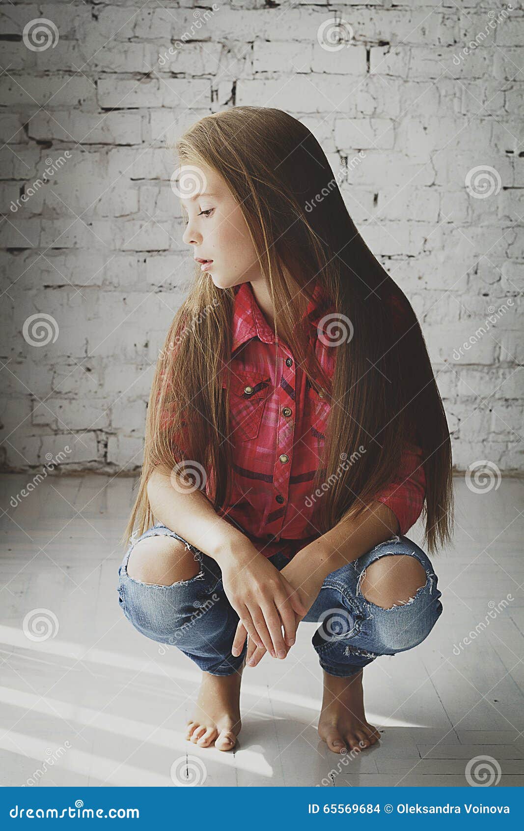 Bambina Che Posa Come Un Modello Di Moda Fotografia Stock - Immagine di ...