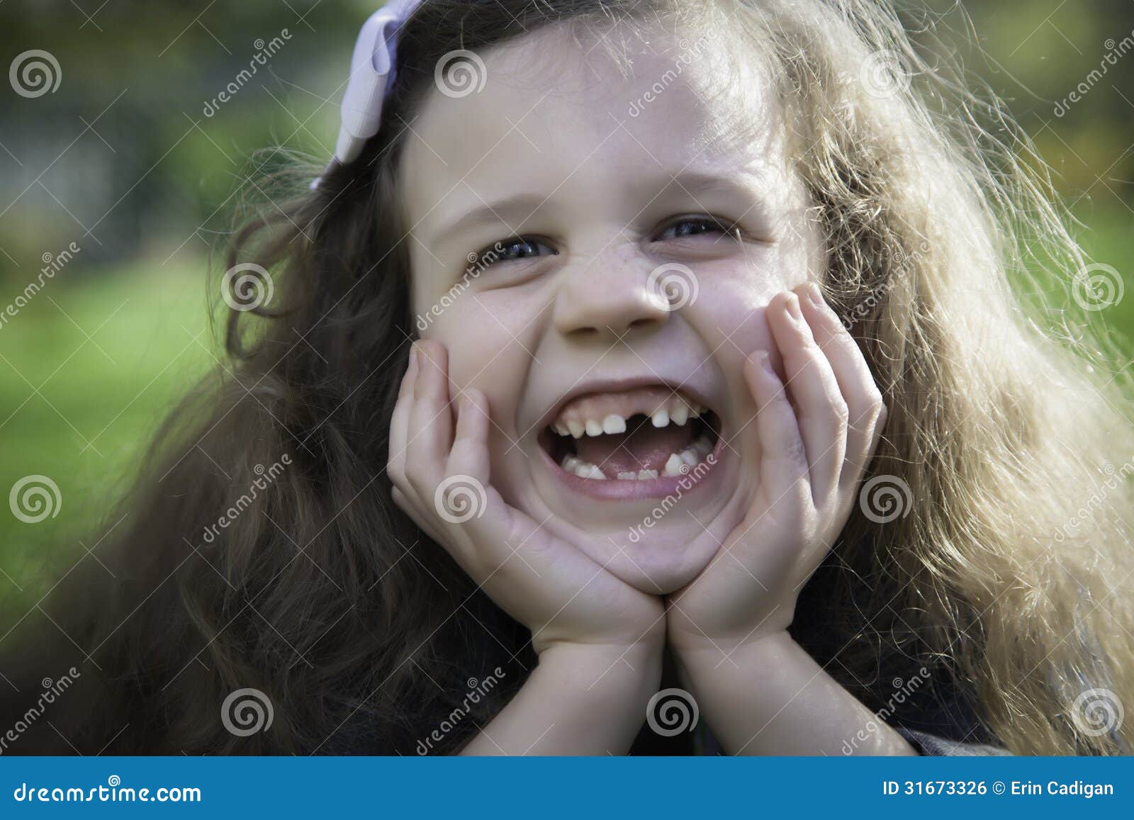 Bambina Che Ride - Denti Mancanti Fotografia Stock - Immagine di ...