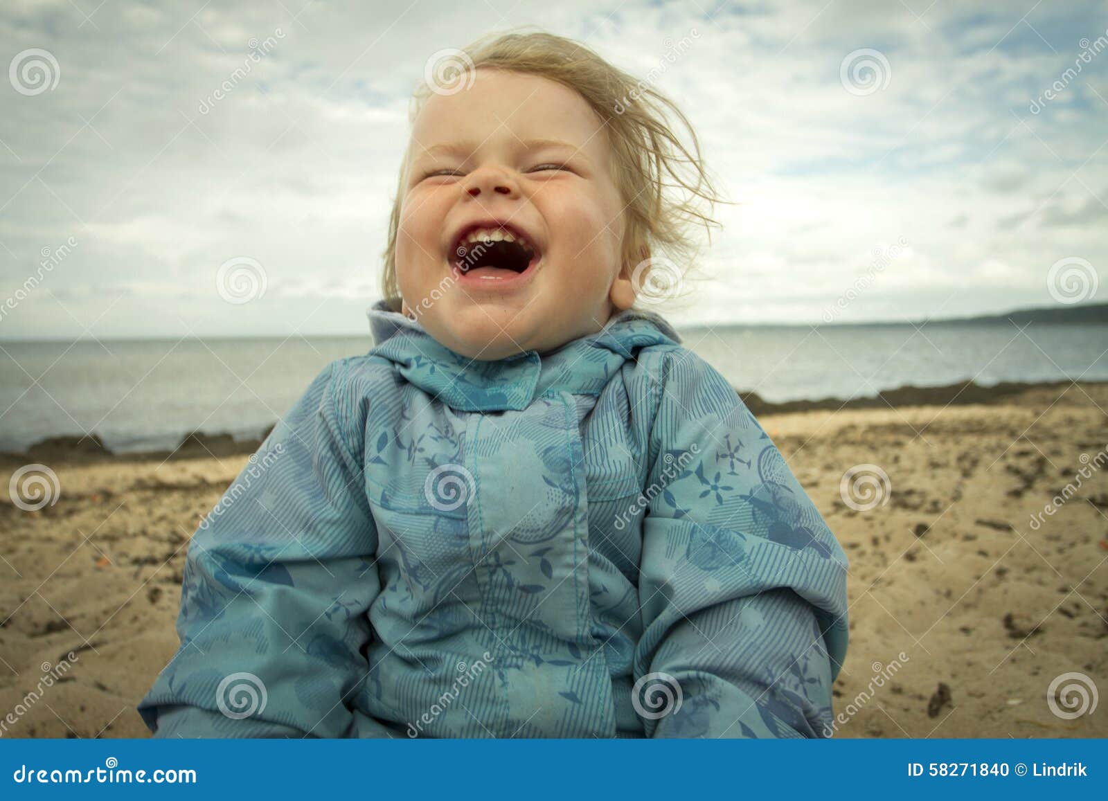 Bambina Che Ride Sulla Spiaggia Fotografia Stock - Immagine di attività ...