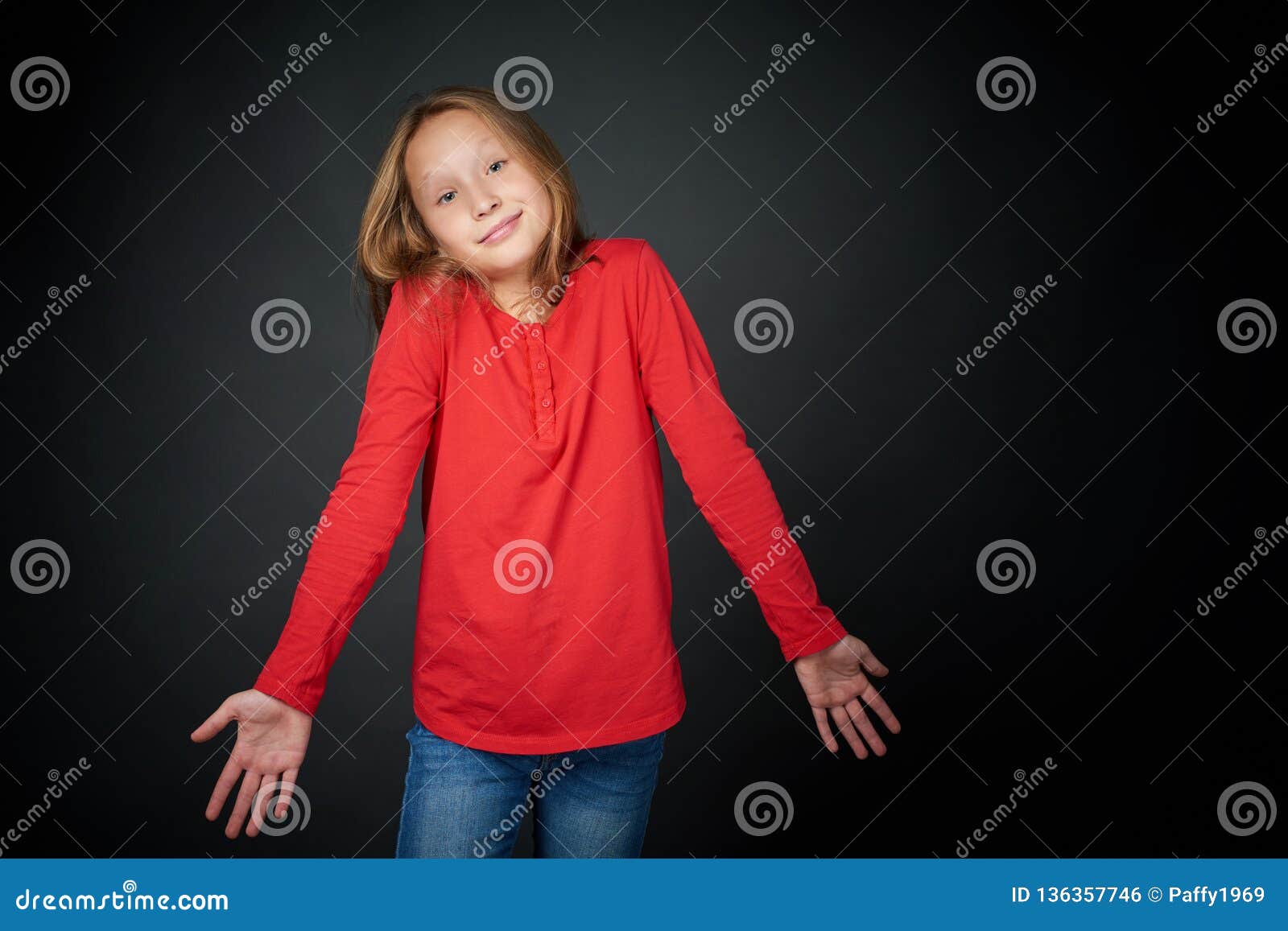 Bambina Che Scrolla Le Spalle Le Sue Spalle Fotografia Stock - Immagine ...