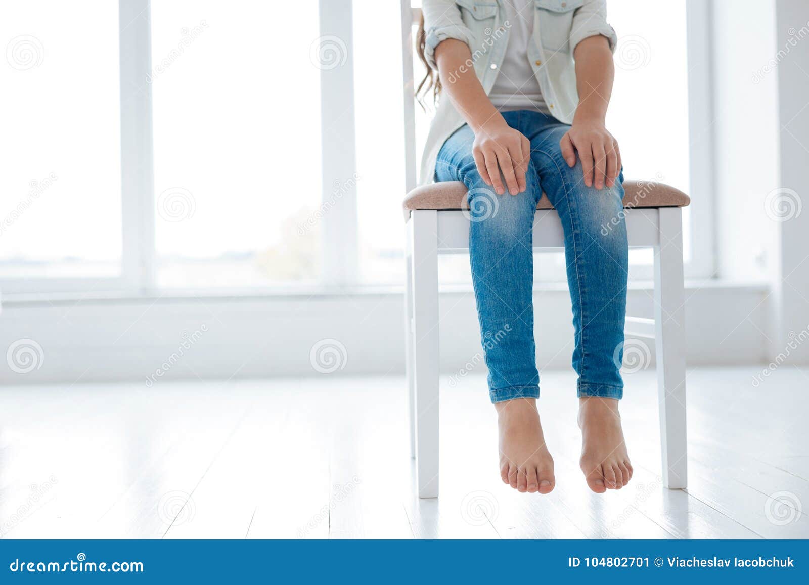 Bambina Che Si Siede Sulla Sedia Bianca Immagine Stock - Immagine di ...