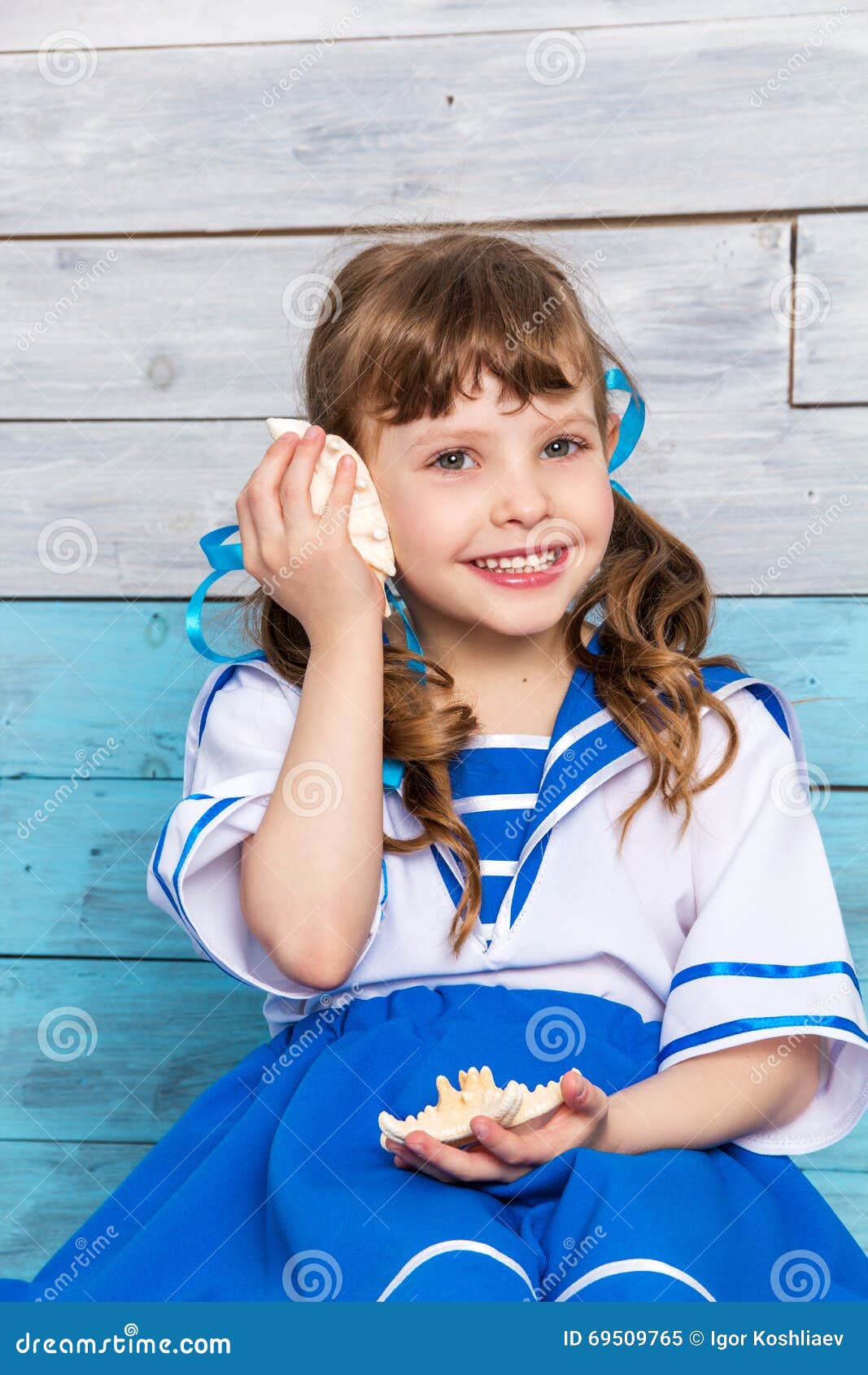 Bambina Che Tiene Una Conchiglia E Le Risate Immagine Stock - Immagine ...