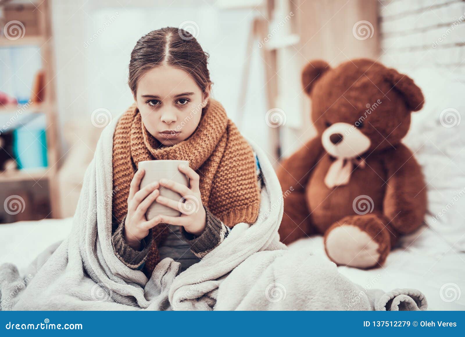 Bambina Con Freddo in Sciarpa E Coperta Con La Bevanda Calda in Mani a ...