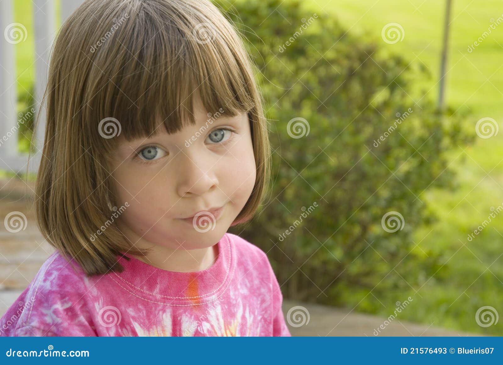 Bambina Con Un'espressione Perplessa Immagine Stock - Immagine di ...