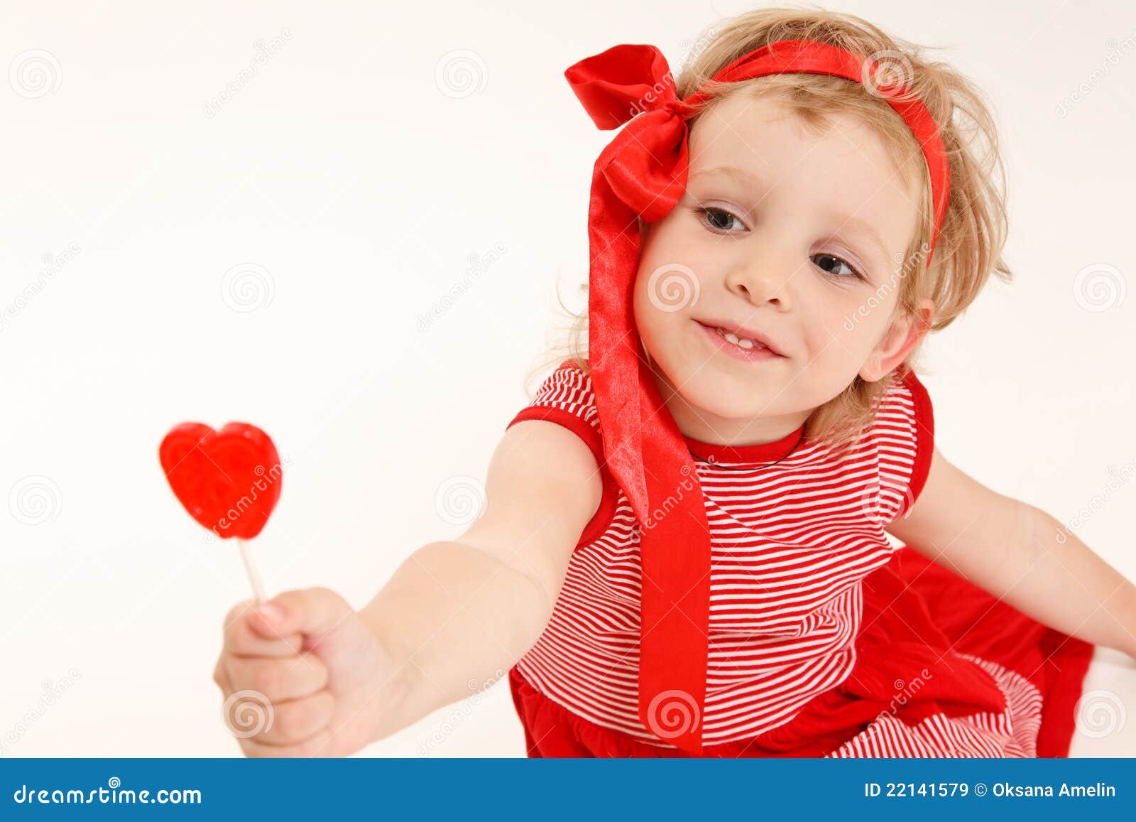 Bambina con un innamorato immagine stock. Immagine di cheerful - 22141579