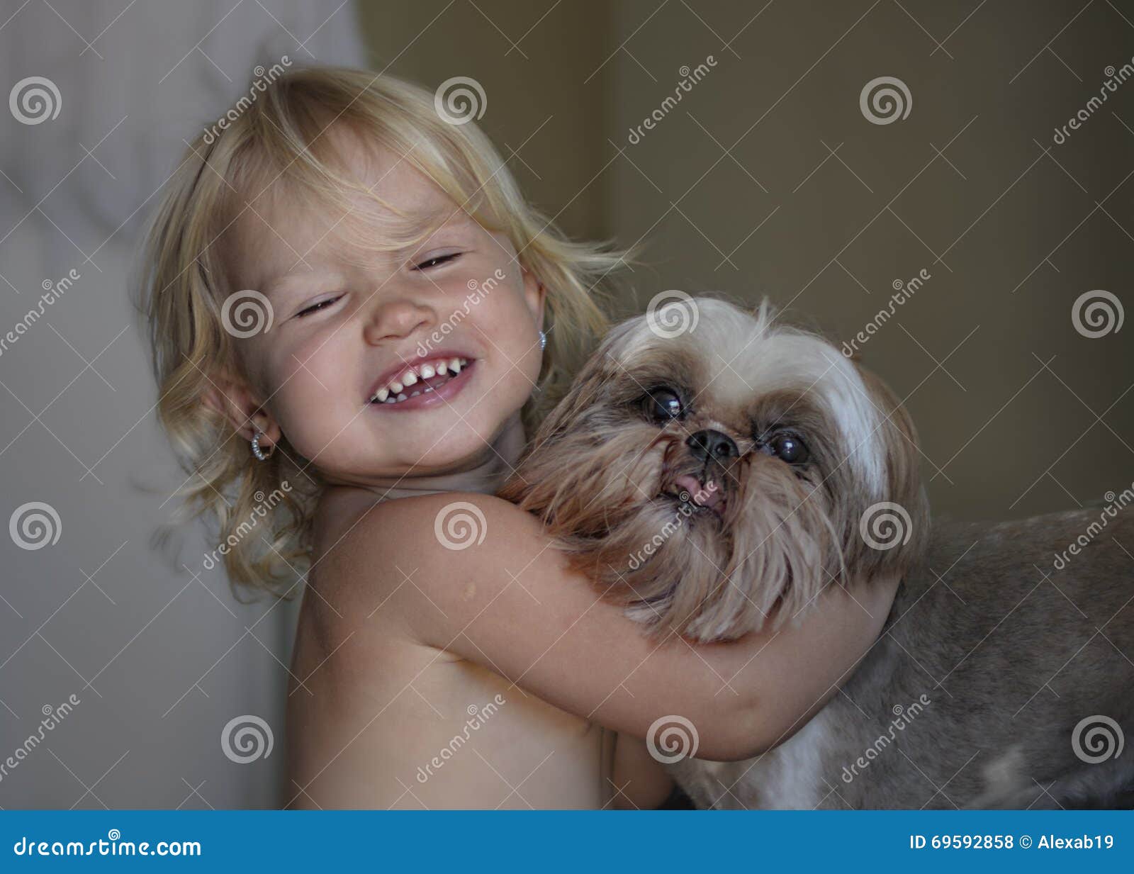 Bambina Di Risata Che Abbraccia Il Suo Cane Fotografia Stock - Immagine ...