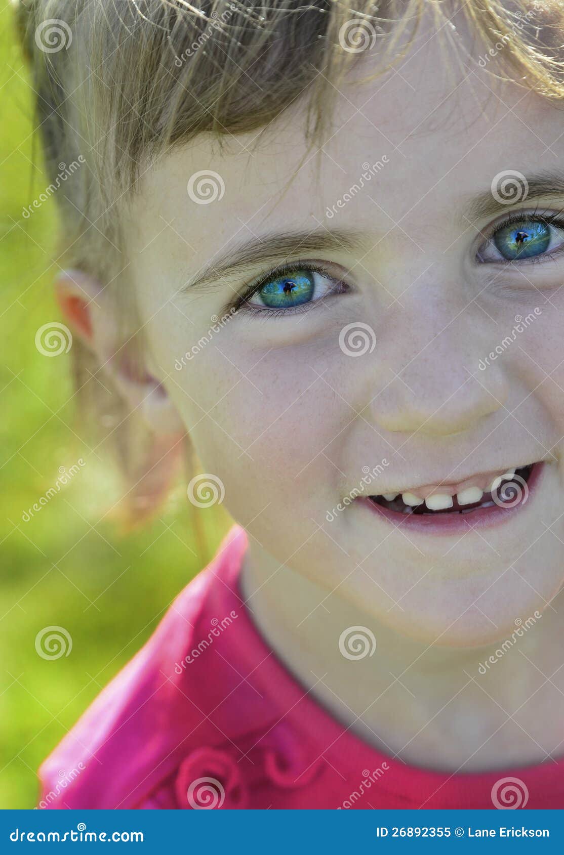 Bambina felice soddisfatta immagine stock. Immagine di calore - 26892355