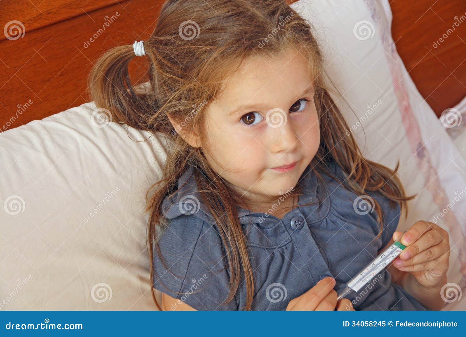 Bambina Malata a Letto Con Una Febbre Alta E Immagine Stock - Immagine ...