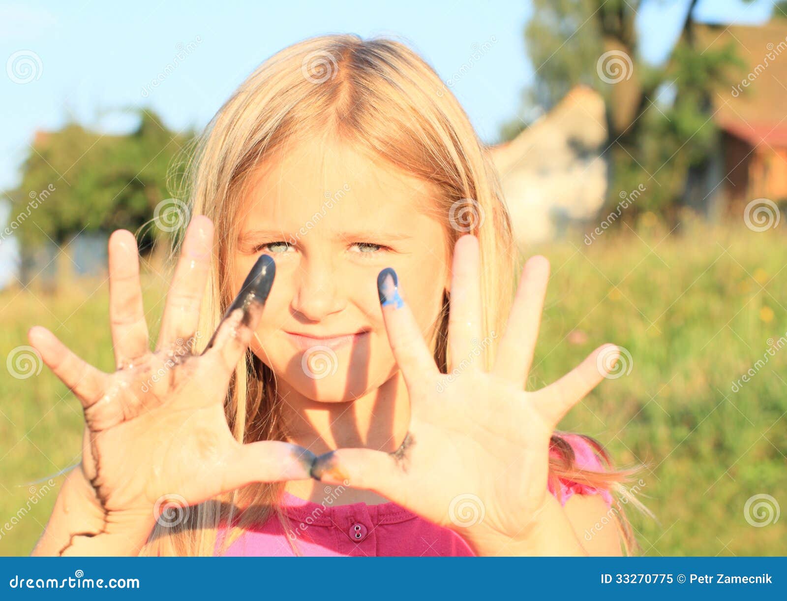 Bambina Sorridente Con Le Dita Colorate Immagine Stock - Immagine di ...
