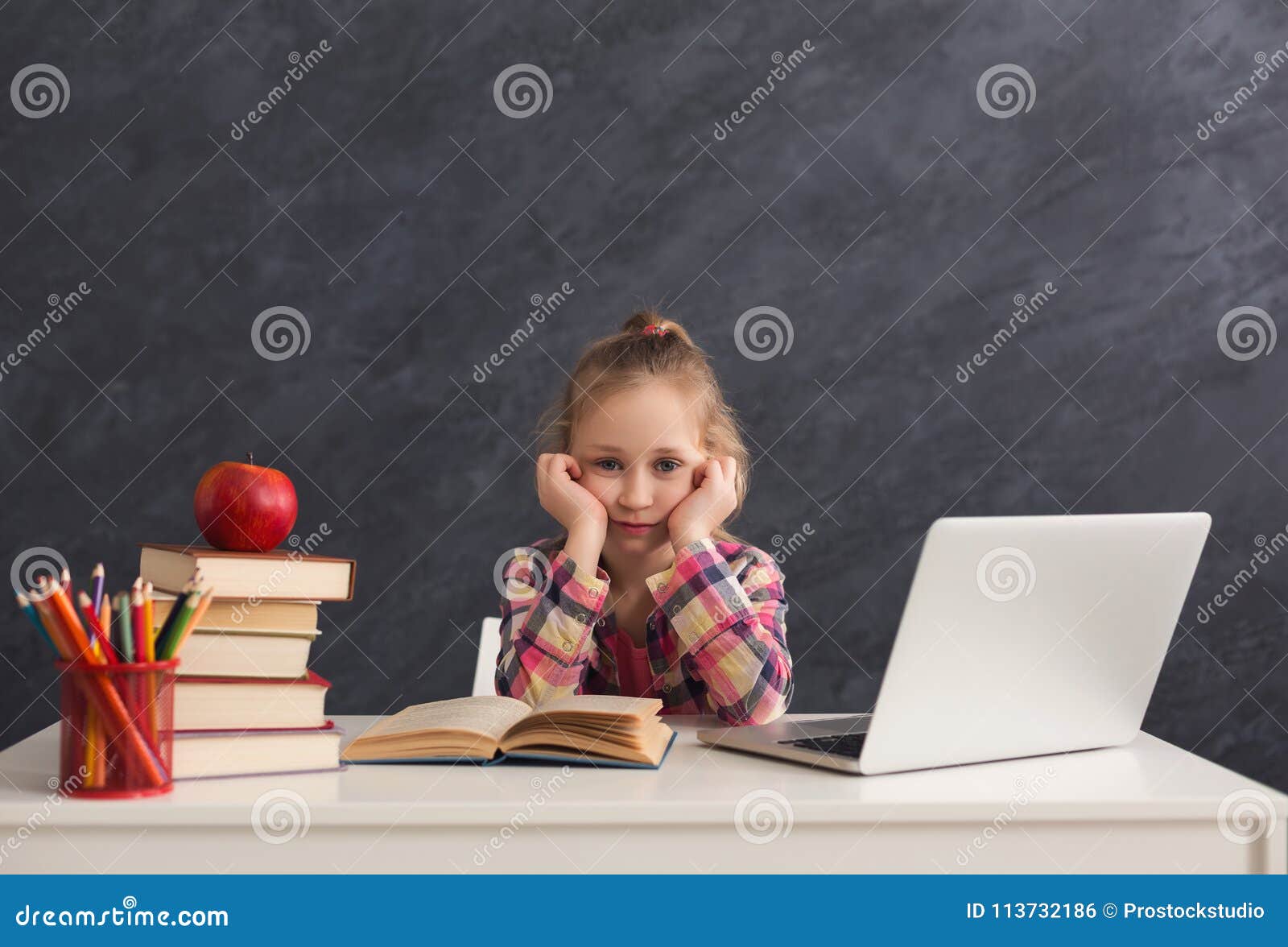 Bambina Stanca Che Fa Compito Sul Computer Portatile Fotografia Stock ...