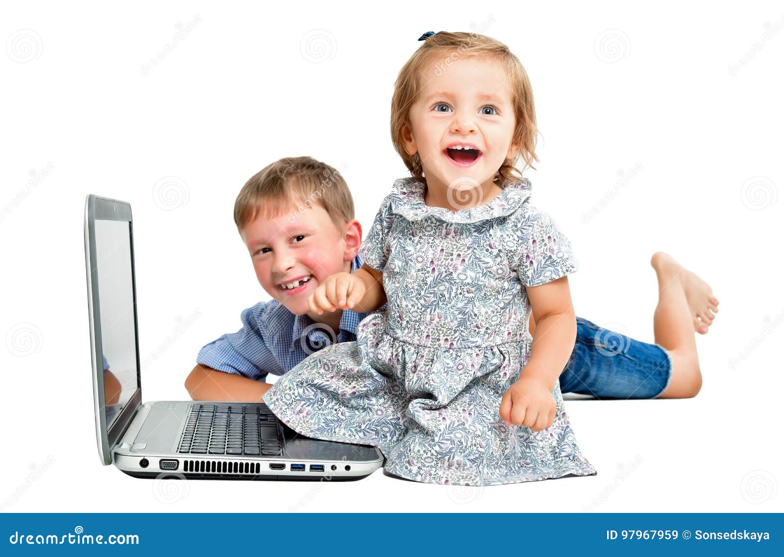 Bambini Allegri, Sedentesi Davanti Al Computer Portatile Immagine Stock ...