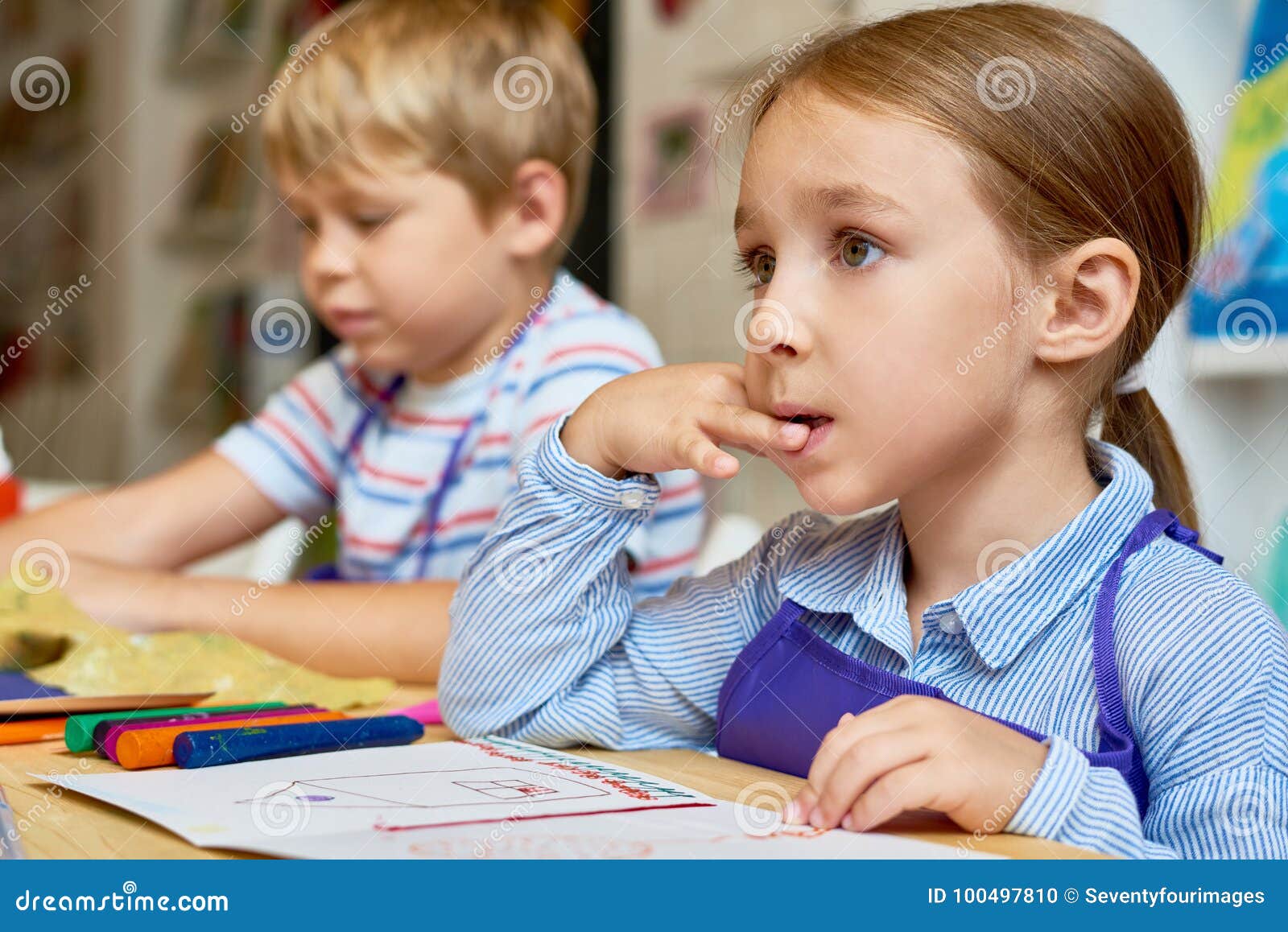 Bambini Attenti in Scuola Materna Fotografia Stock - Immagine di ...