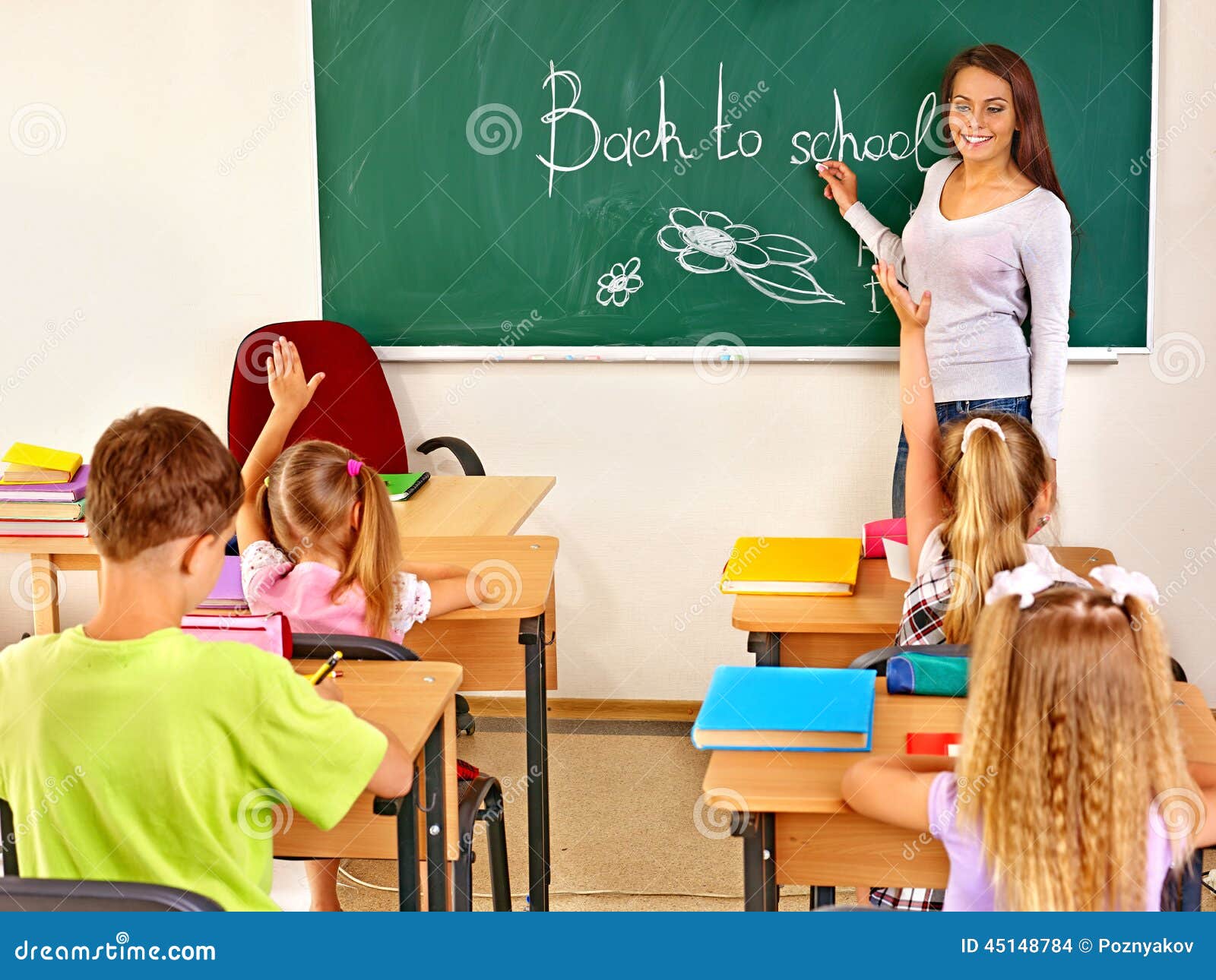 Bambini in Aula Con L'insegnante Fotografia Stock - Immagine di gesso ...