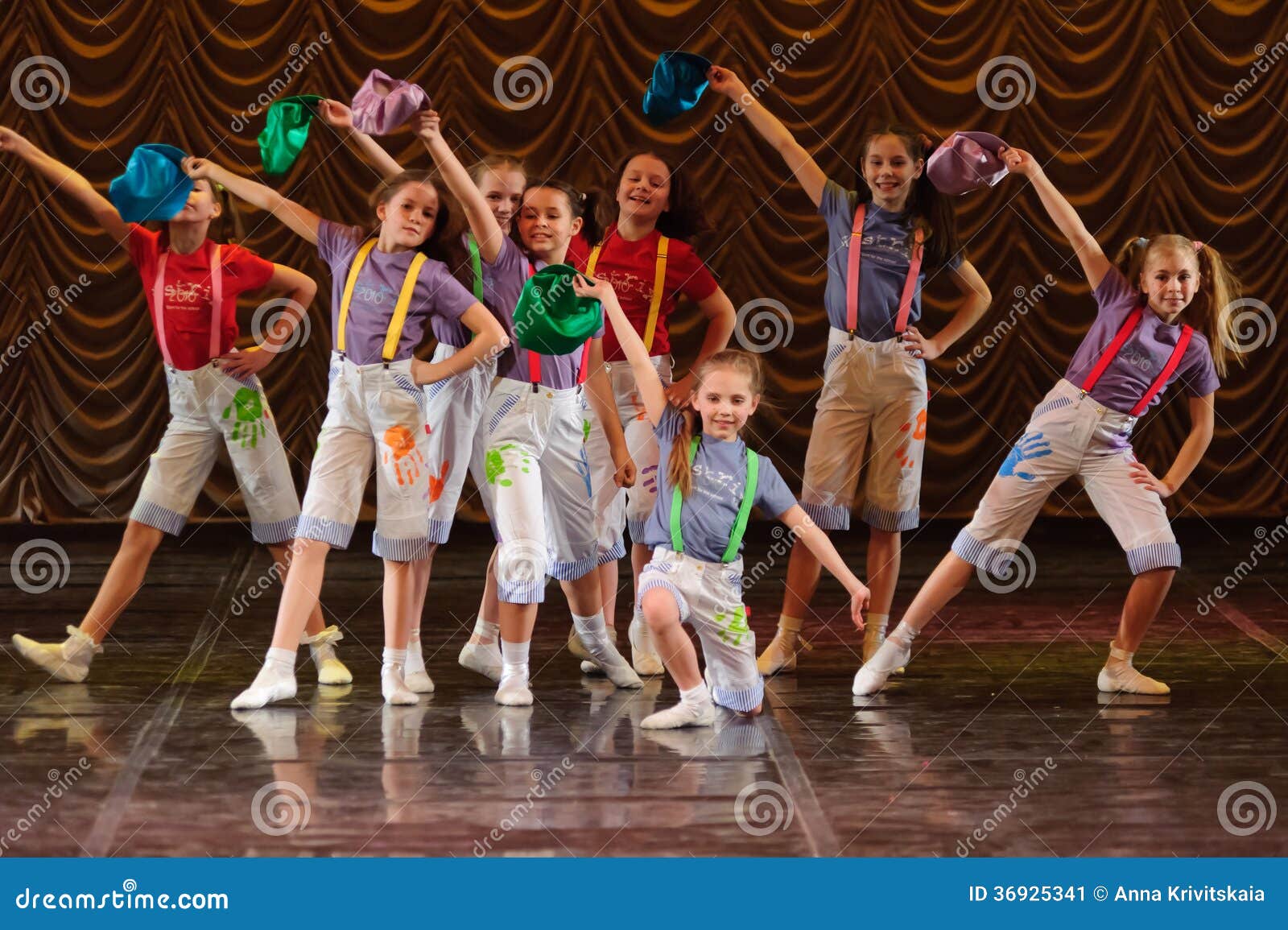 Bambini Che Ballano in Scena Fotografia Editoriale - Immagine di arti ...
