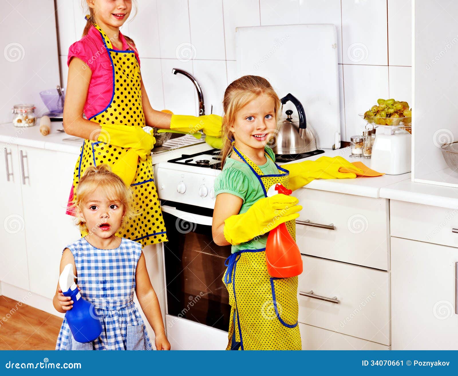 Bambini Che Cucinano Alla Cucina. Immagine Stock - Immagine di ...