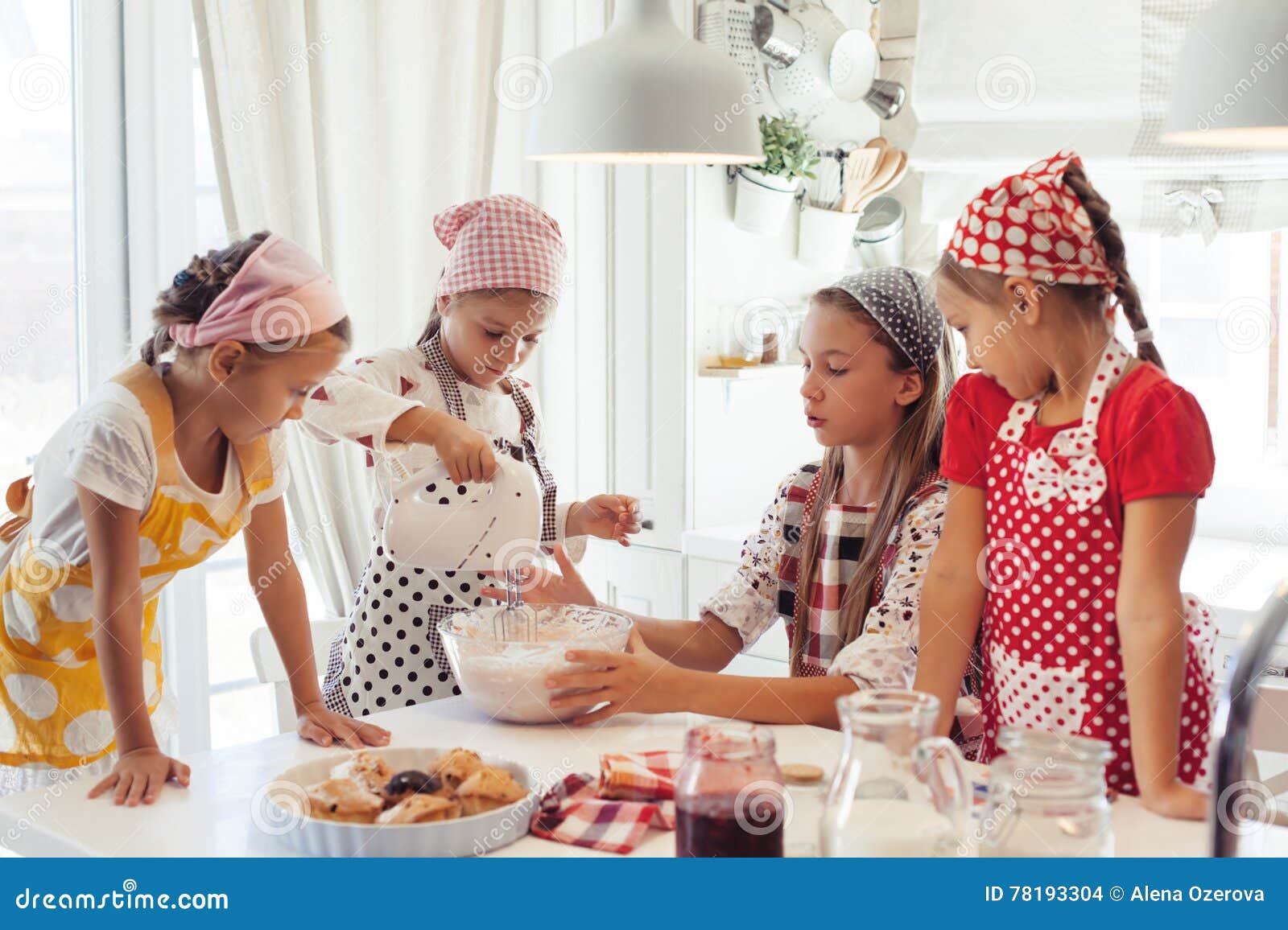 Bambini Che Cucinano Nella Cucina Fotografia Stock - Immagine di gioco ...
