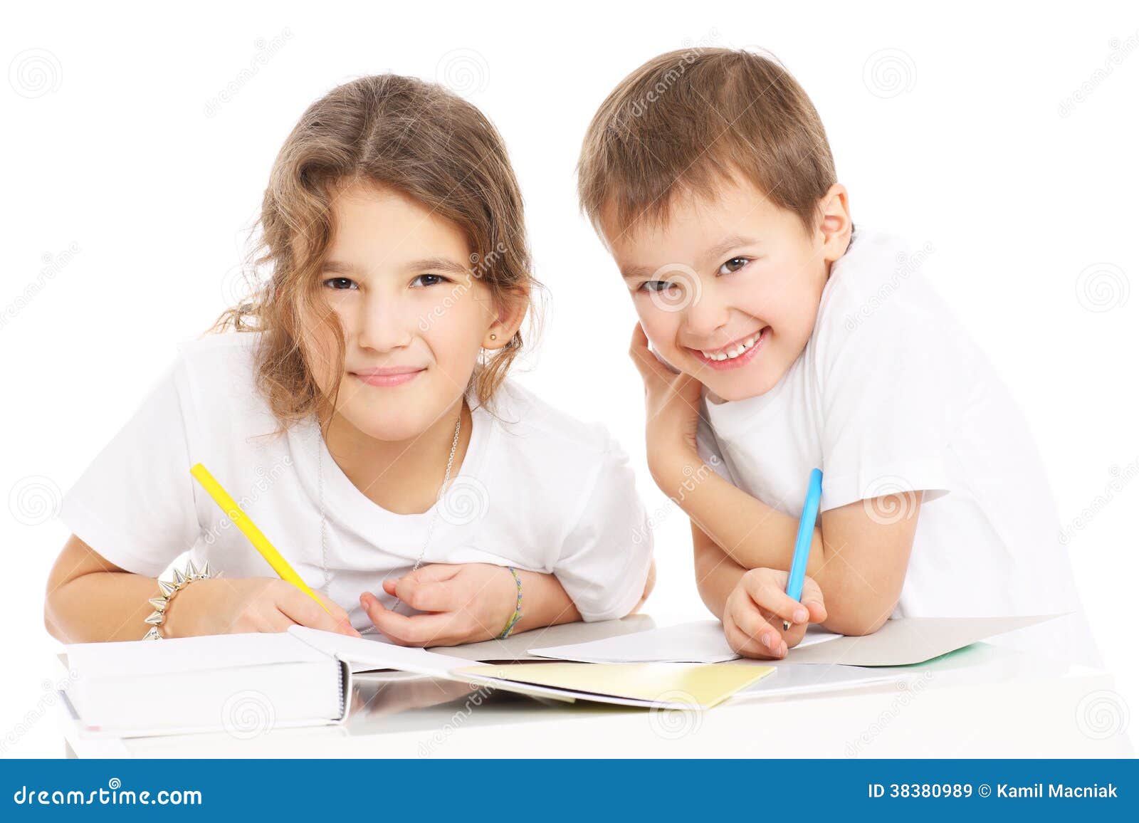 Bambini che fanno compito immagine stock. Immagine di libri - 38380989