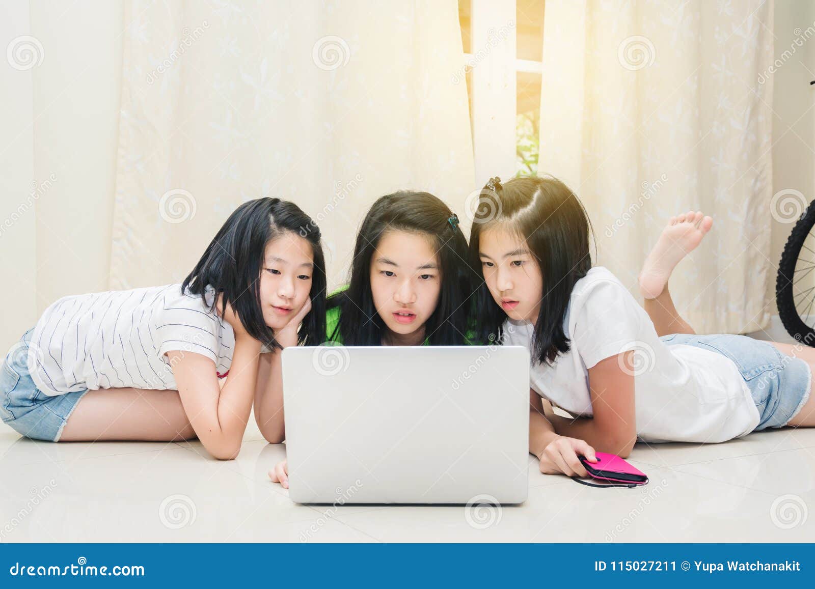 Bambini Che Fanno Compito Insieme Al Computer Portatile Immagine Stock ...