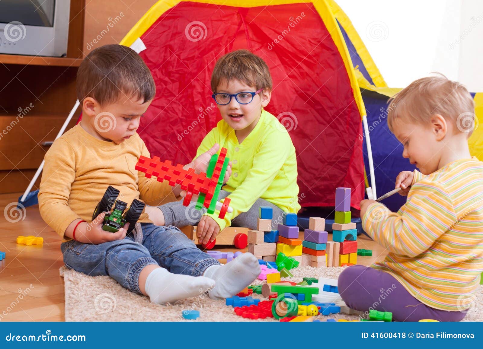 Bambini Che Giocano Insieme Fotografia Stock - Immagine di famiglia ...