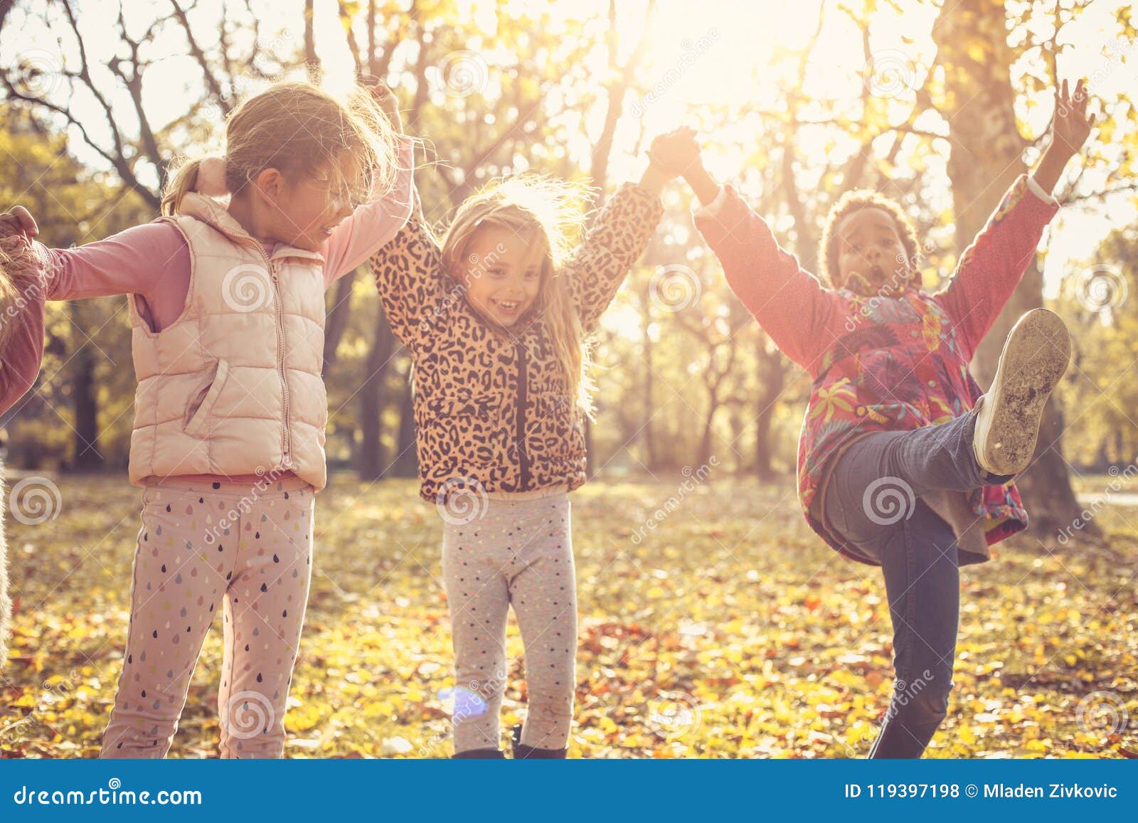 Bambini Che Giocano Insieme Nel Parco Fotografia Stock - Immagine di ...
