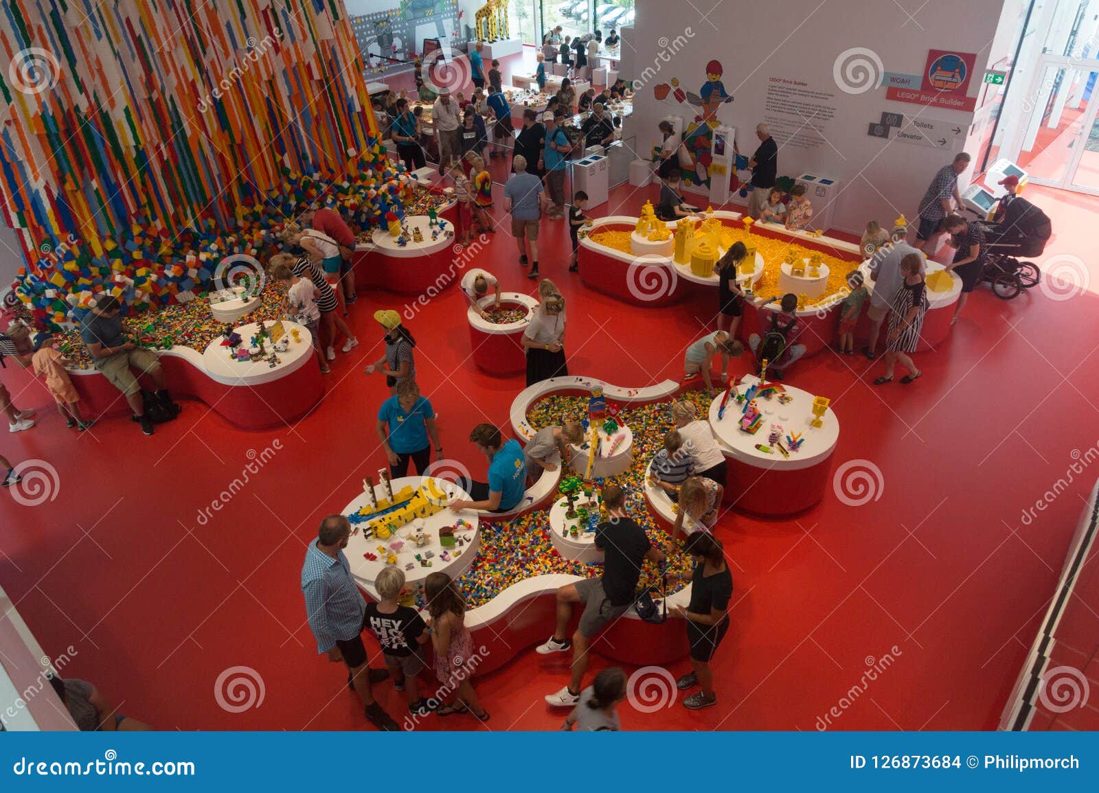 Bambini Che Giocano in LEGO House, Billund, Danimarca Immagine Stock ...