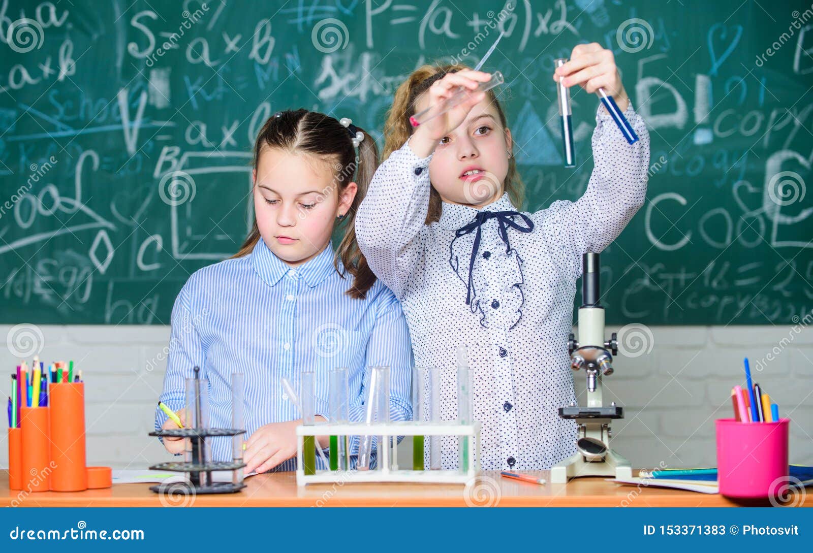 Bambini Che Imparano Chimica Attrezzatura Di Chimica Gli Studenti Fanno ... Bambini Che Imparano Chimica Attrezzatura Di Chimica Gli Studenti Fanno ...